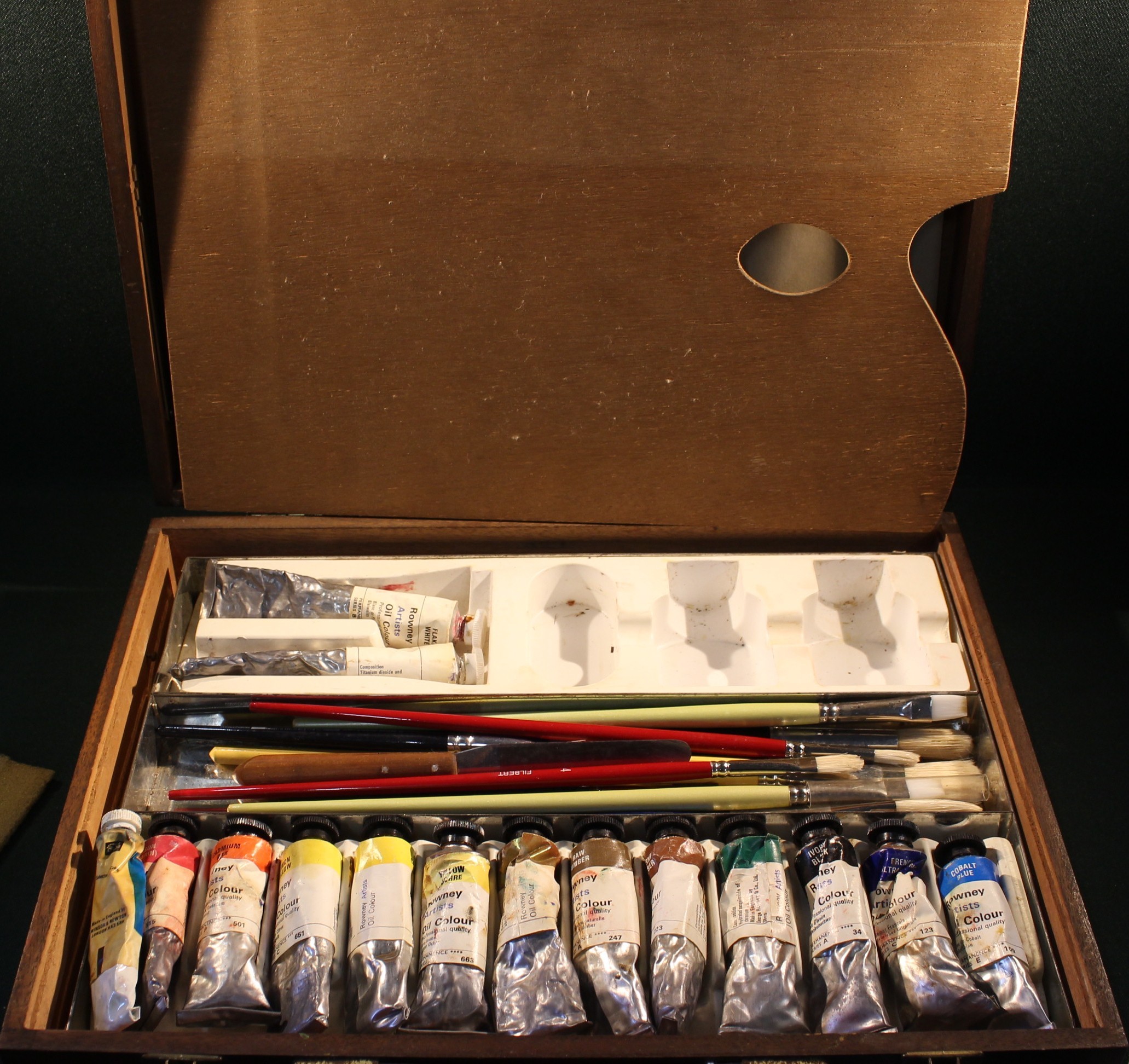 A complete Artist's paint set boxed, to include eleven paintbrushes ...