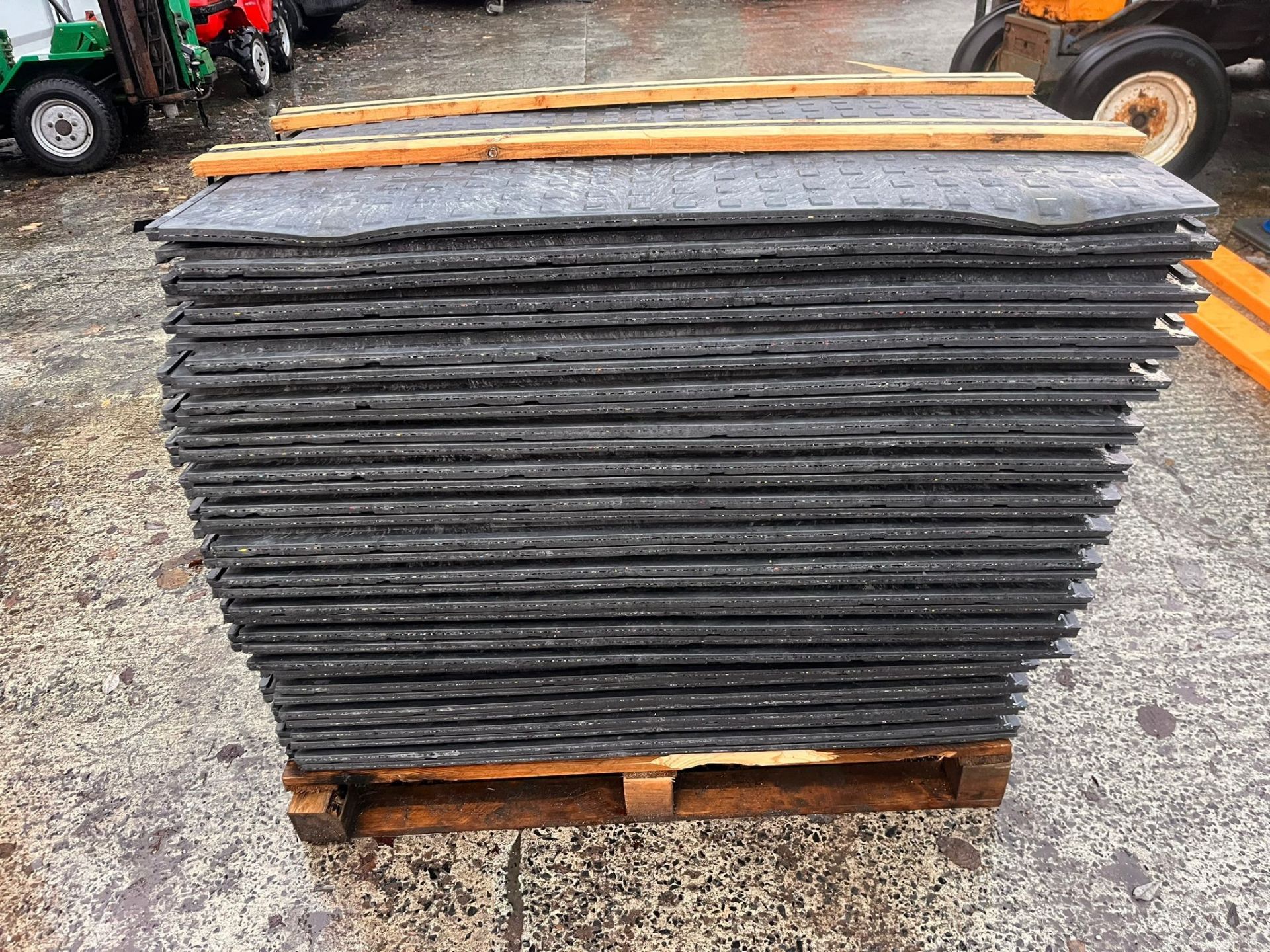 UNUSED PALLET OF 4FTX2.5FT INTERLOCKING PLASTIC ROAD PLATES
