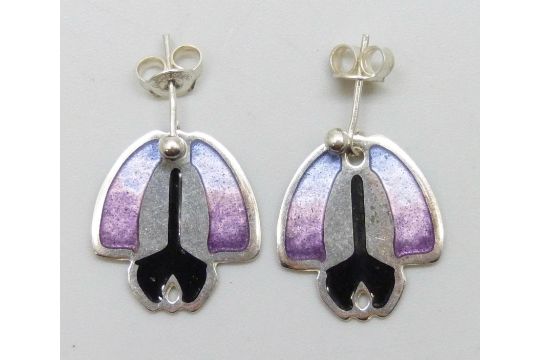 Pat Cheney, a pair of Scottish silver and enamel drop earrings, 2.1cm