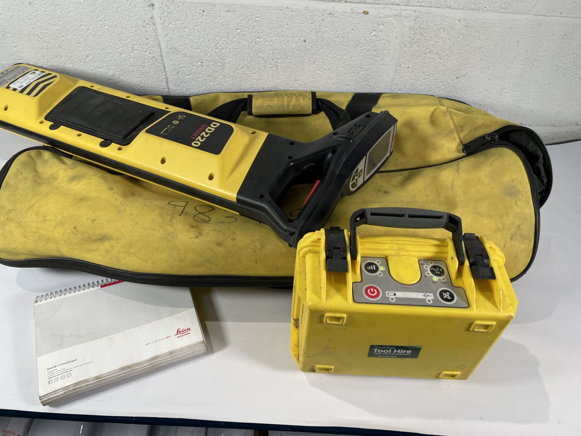 A pre-owned Leica DD220 Smart Locator along with a DA220 Signal ...