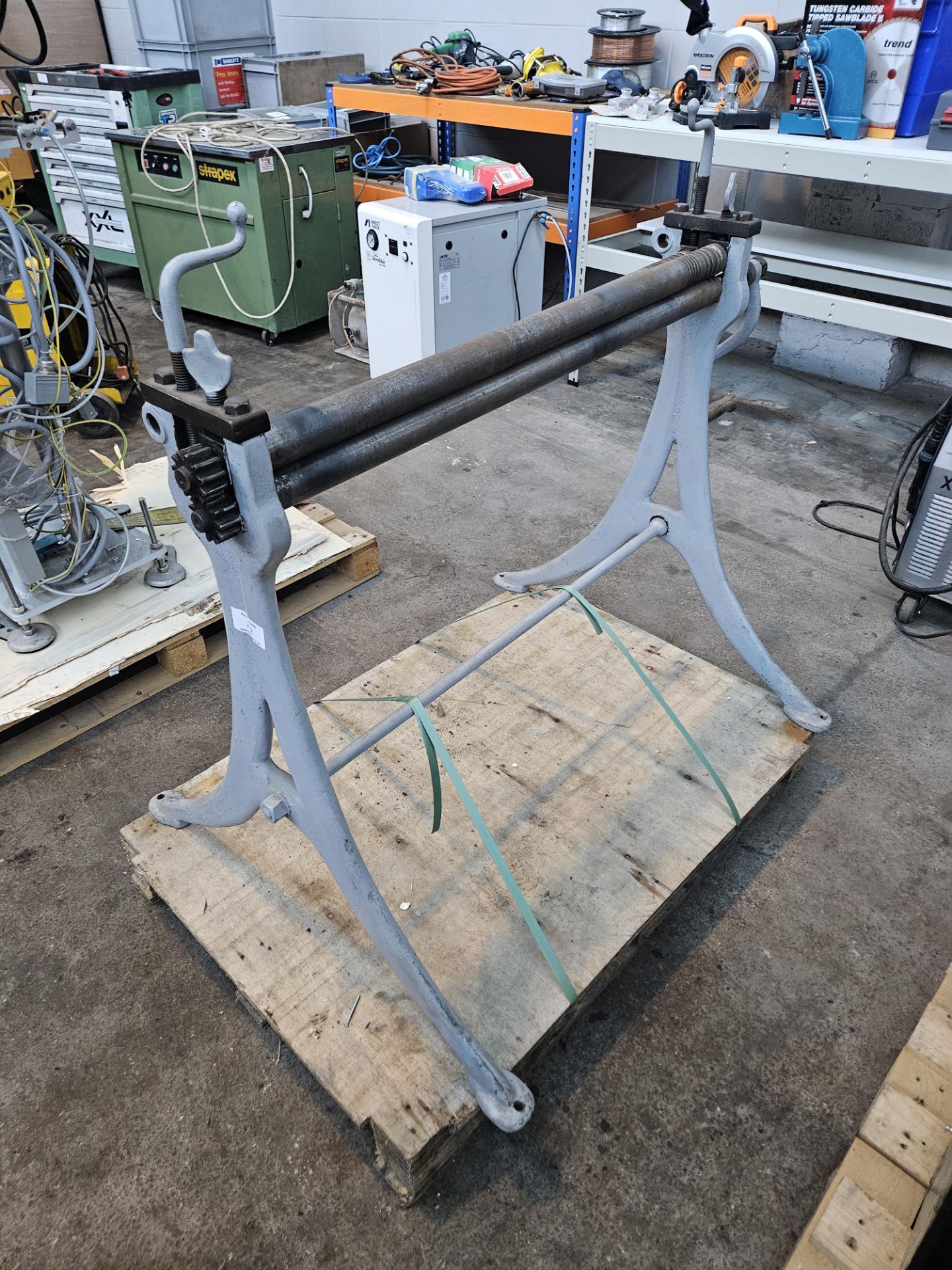 * Hand-Operated Pinch Bending Rolls