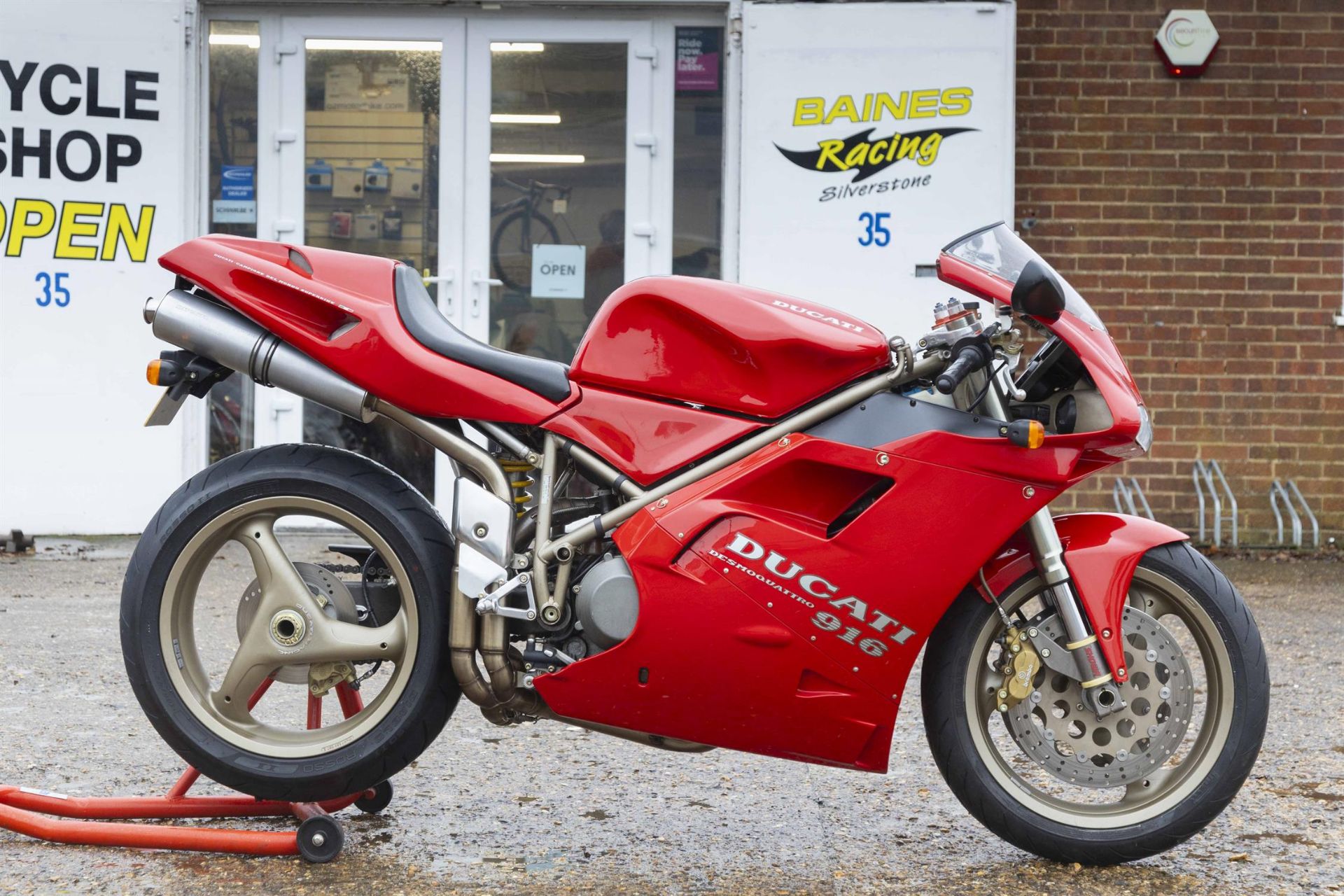 Very early example of the game-changing Ducati 916, an early production ...