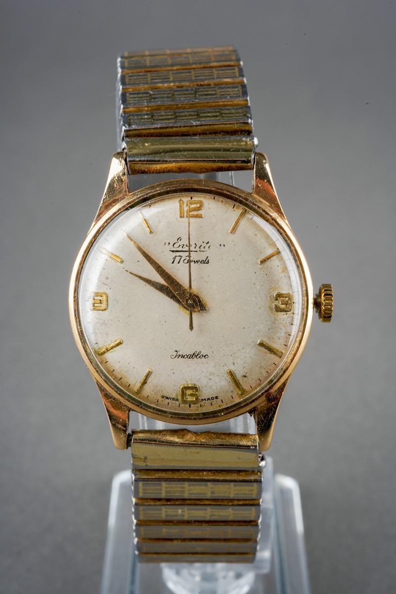 A gentlemen's 9ct gold wristwatch. The silver tone dial signed 'Everite ...
