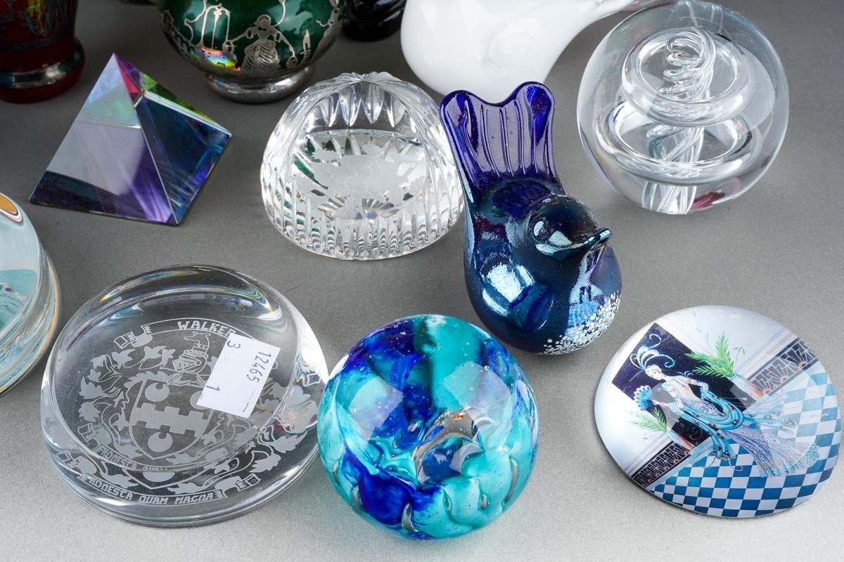 A collection of paperweights to include Langham and various Studio ...