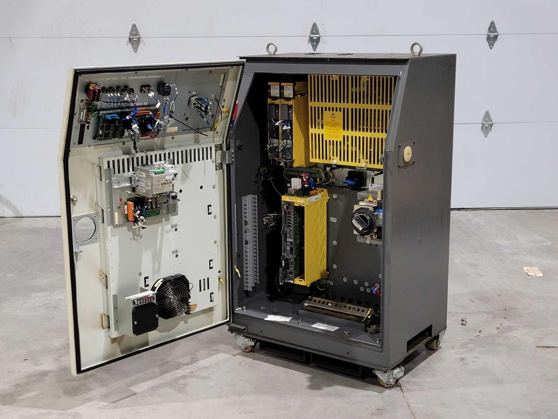 FANUC ROBOT CONTROL CABINET A05B-2535-B055 SYSTEM R-30IA / LOT WEIGHT ...