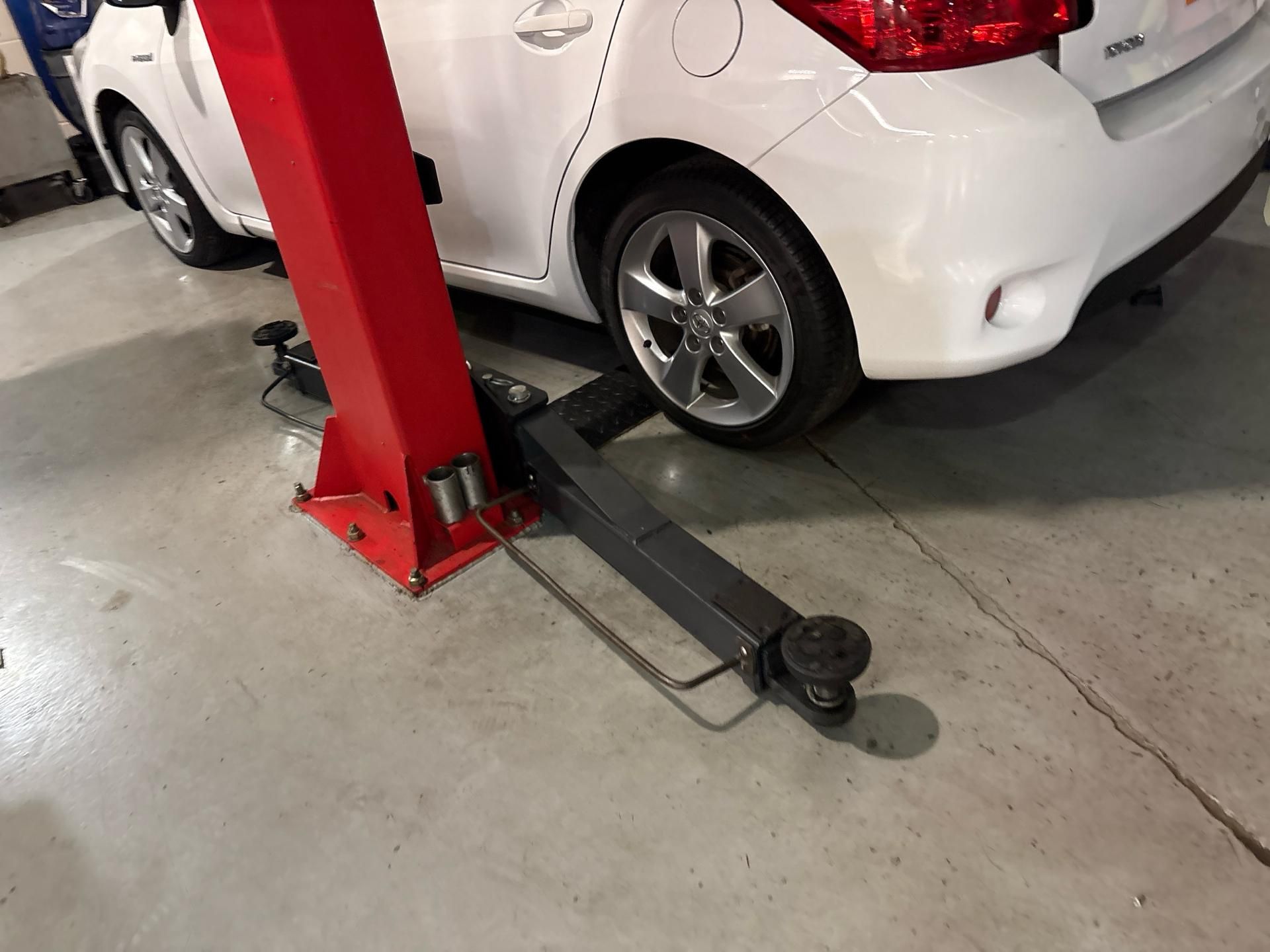 Snap On 2 Post Lift SWL 4T 380V 50Hz 3 Phase 2.2Kw 715kg Year - 2013 ...