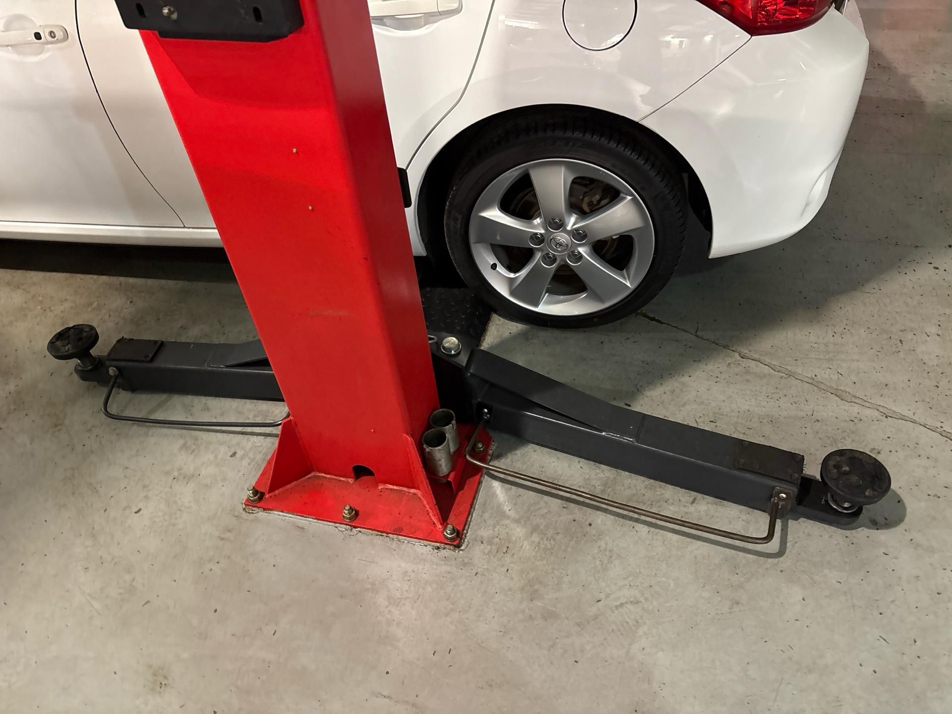Snap On 2 Post Lift SWL 4T 380V 50Hz 3 Phase 2.2Kw 715kg Year - 2013 ...