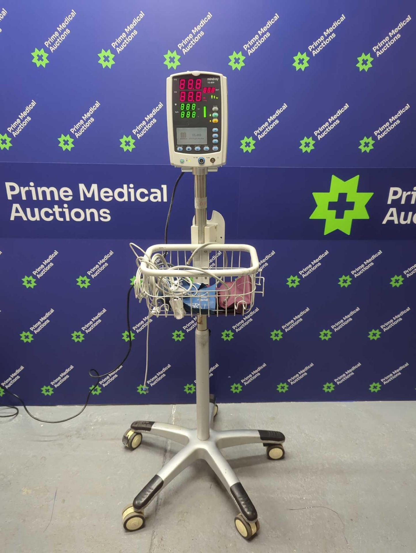 Mindray VS-800 Patient Monitor On Stand with the SpO2 and the NIBP ...