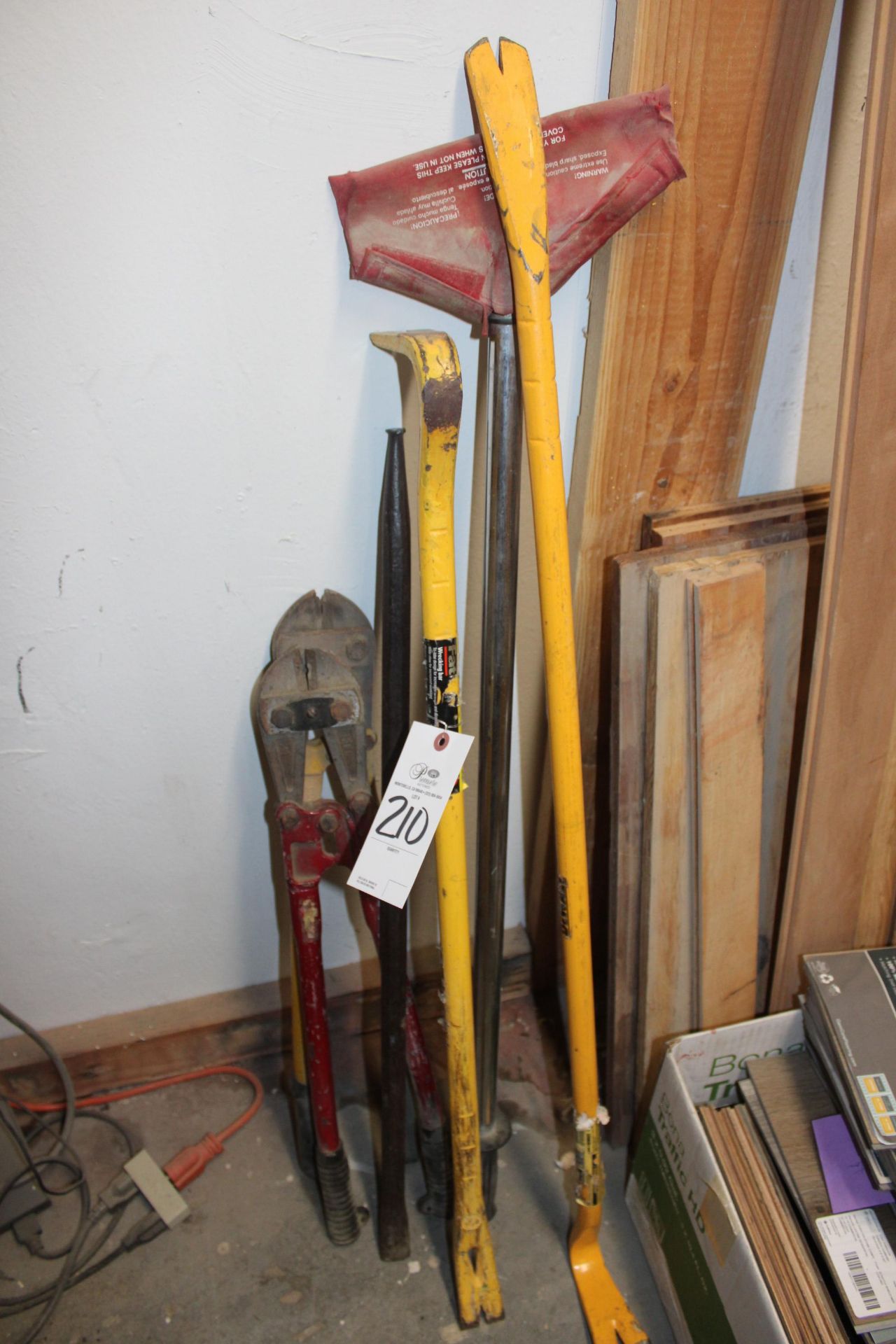 ASSORTED CROW BARS / BOLT CUTTERS