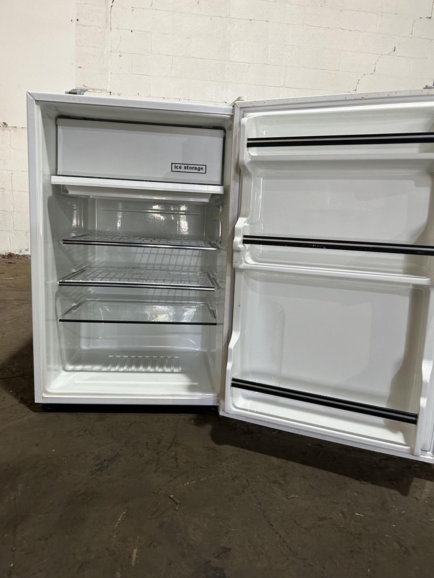 Harris Manufacturing XP Fridge, model XLR45A14, S/N X16G355580X6, REF ...