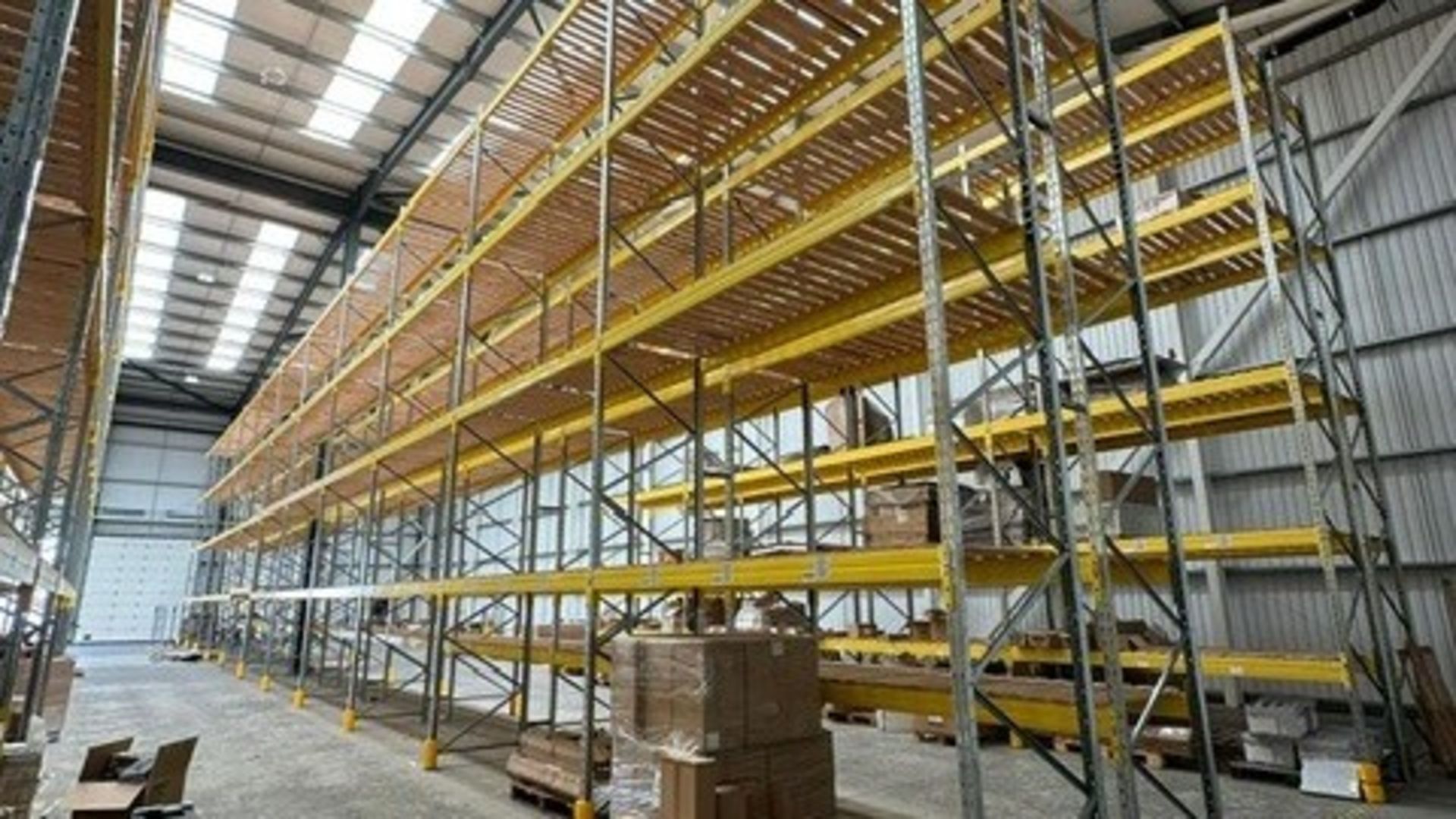 Pallet racking, 2 uprights with support struts 8m, 8 yellow cross beams ...