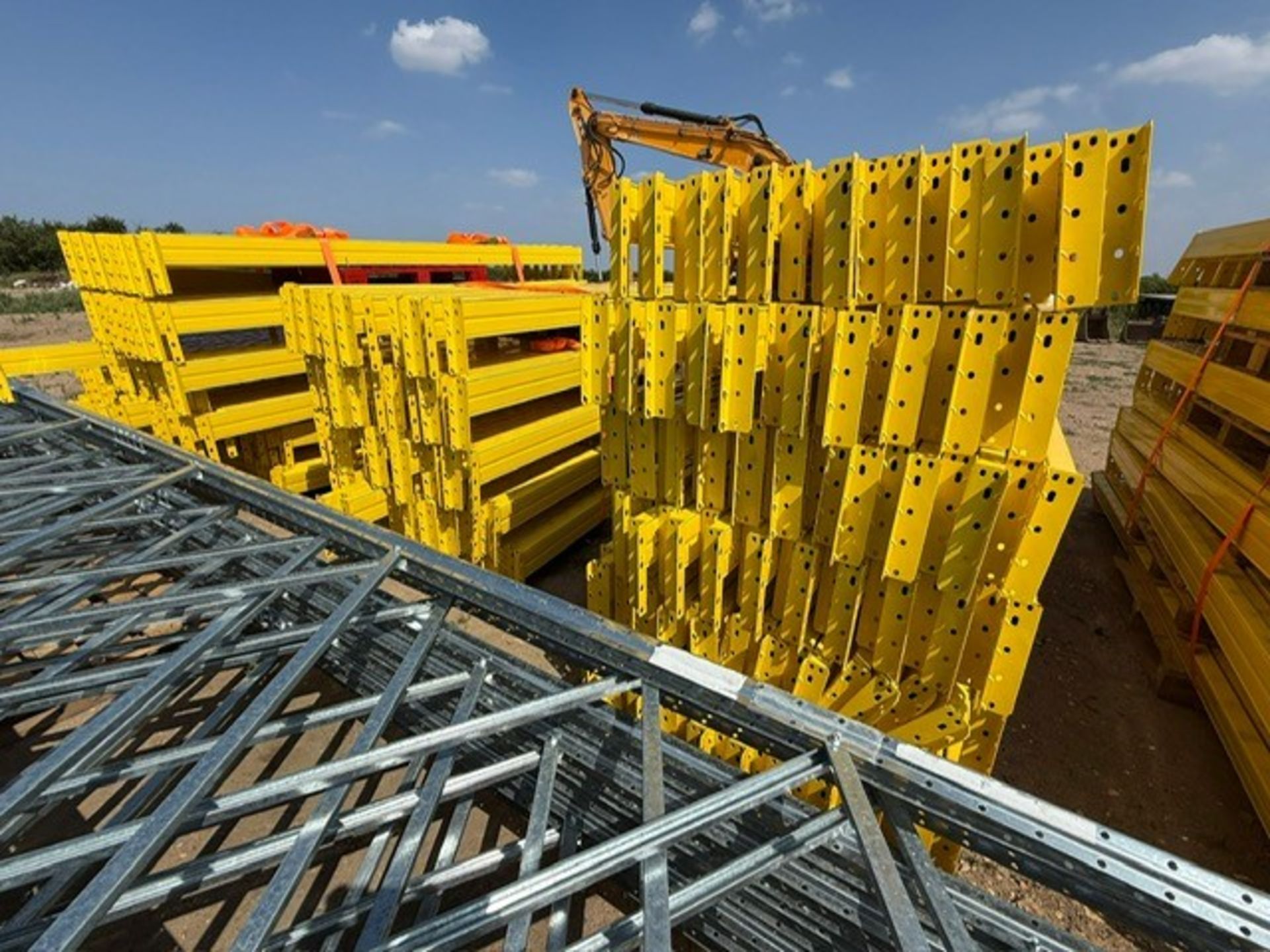 Pallet racking, 2 uprights with support struts 8m, 8 yellow cross beams ...