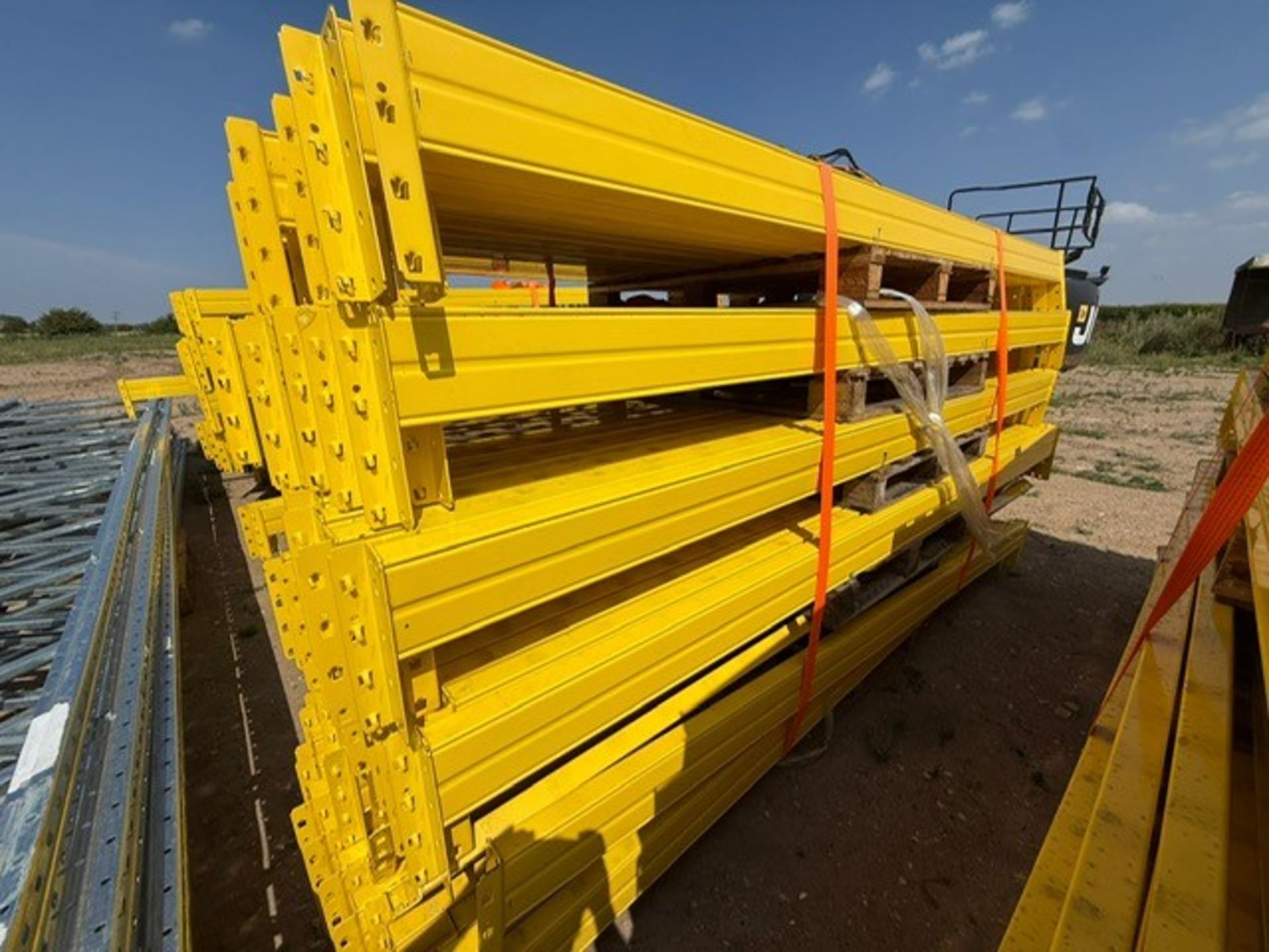 Pallet racking, 2 uprights with support struts 8m, 8 yellow cross beams ...