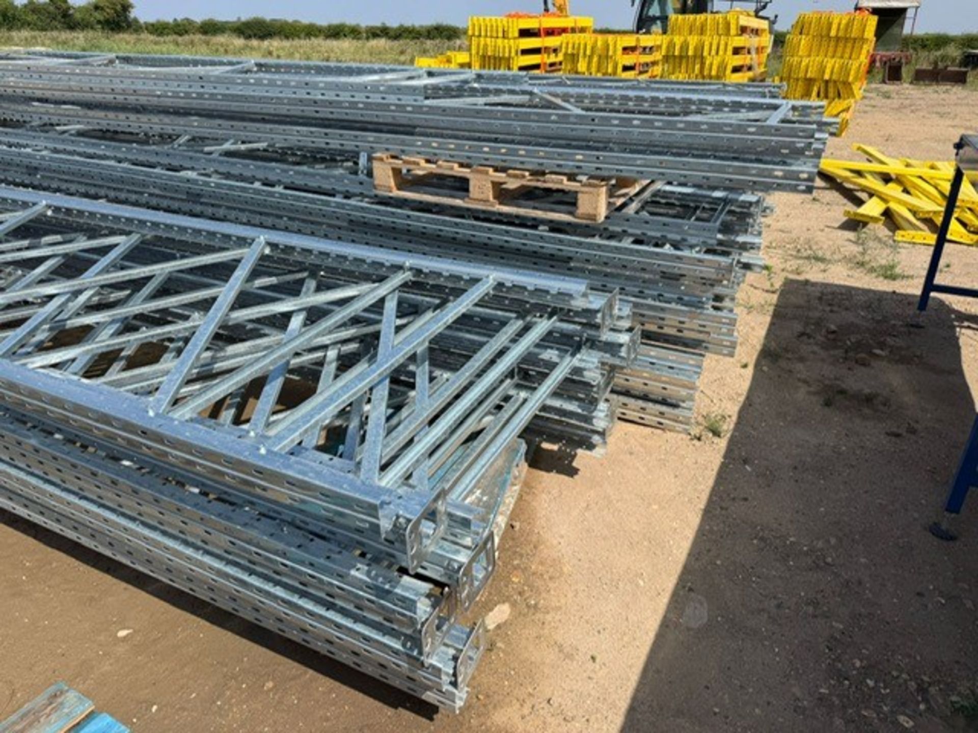 Pallet racking, 2 uprights with support struts 8m, 8 yellow cross beams ...