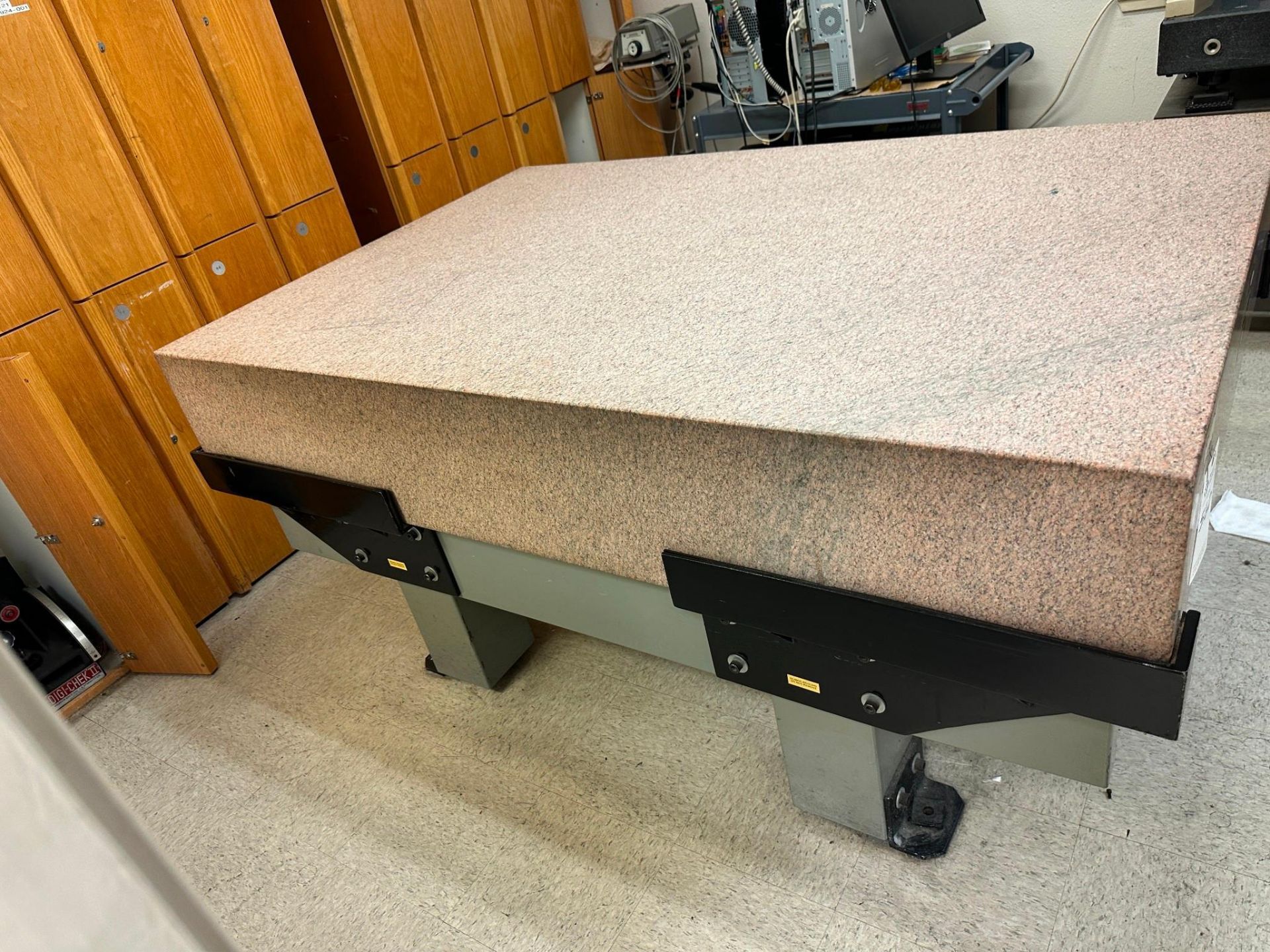 STARRETT CRYSTAL PINK GRANITE SURFACE PLATE WITH VIBRATION ISOLATION ...