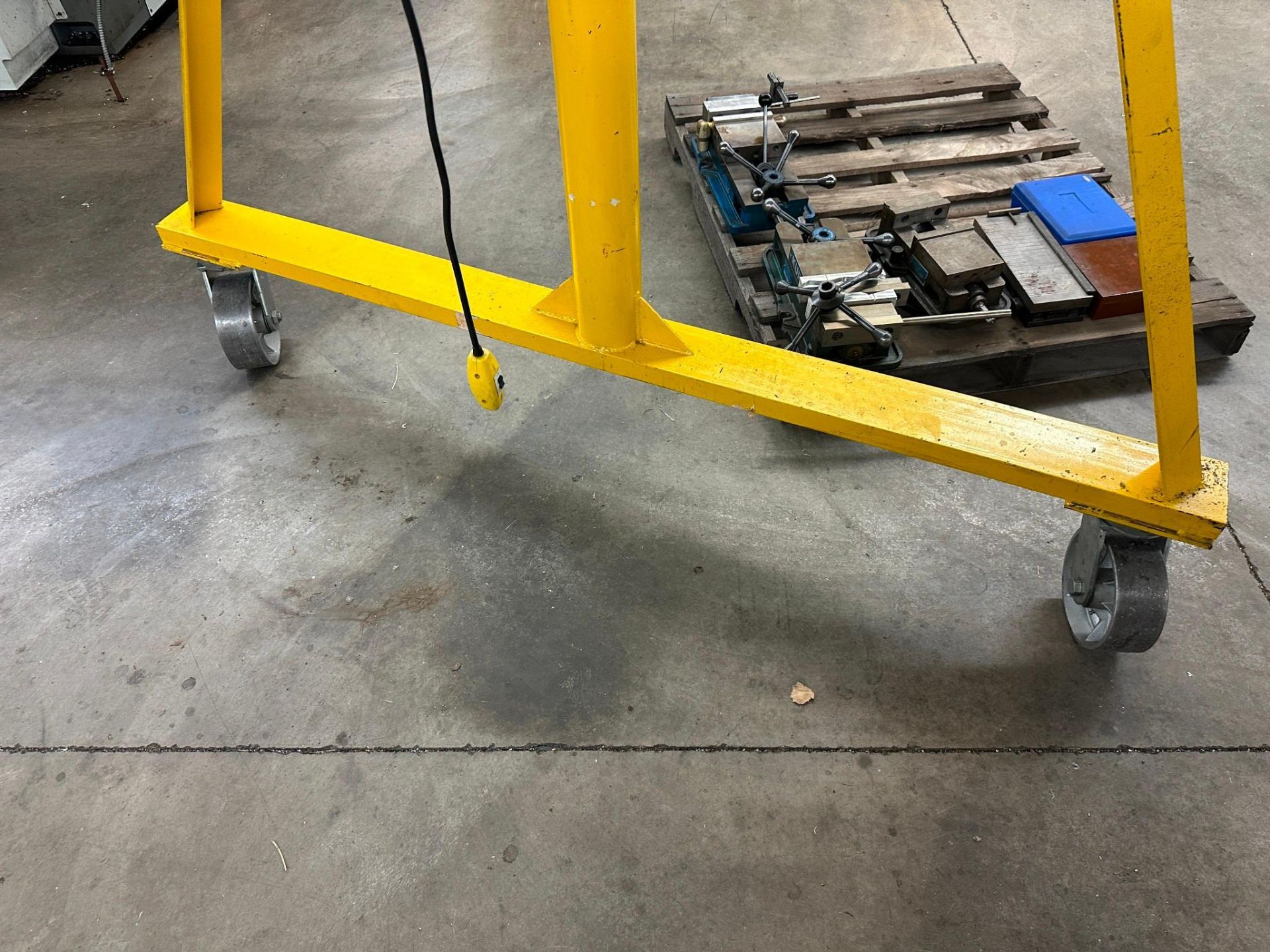 LIFTTECH MOBILE, 2 TON BRIDGE CRANE ON CASTORED WHEELS W/ 500LB WINCH ...