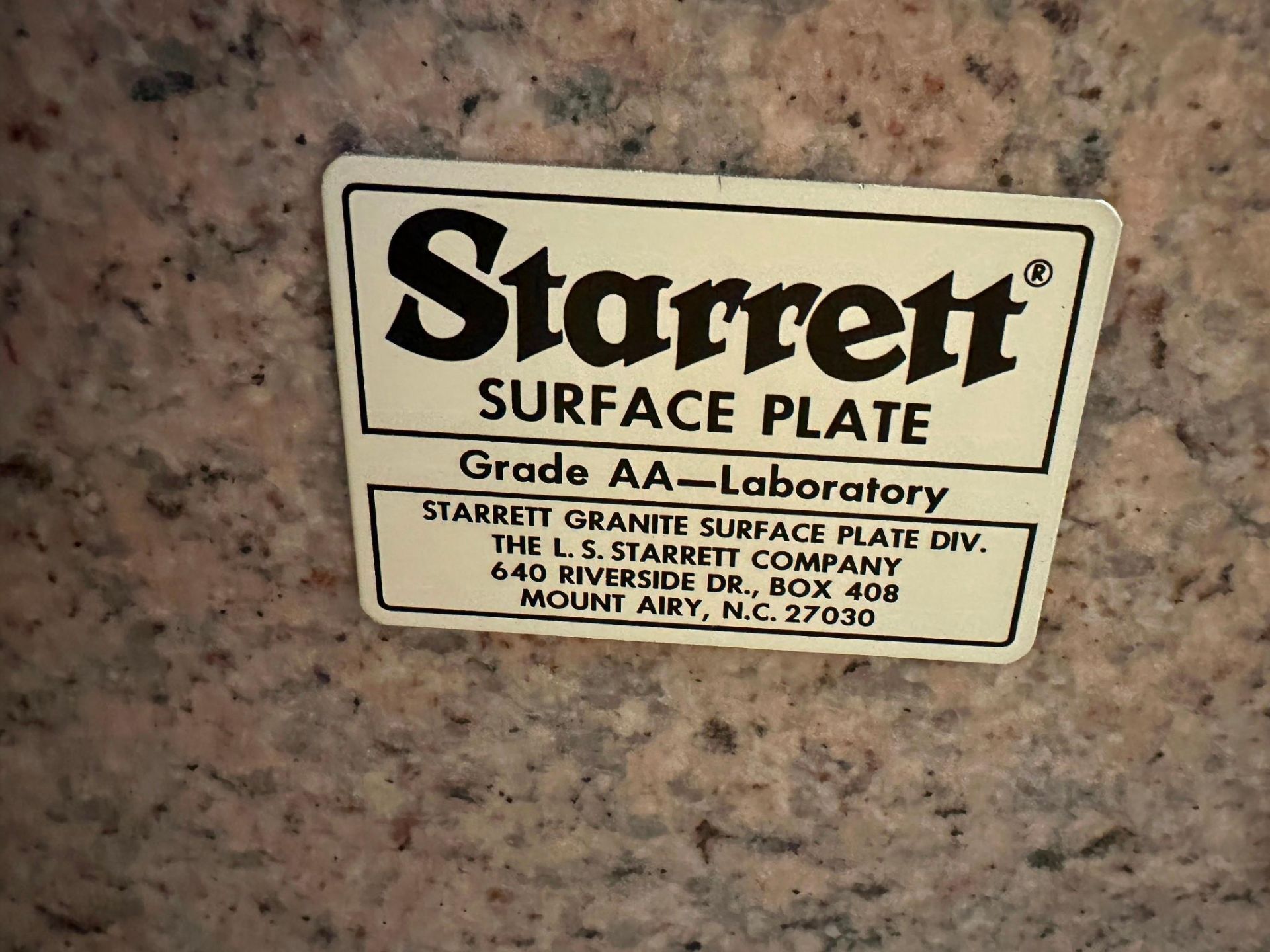 STARRETT CRYSTAL PINK GRANITE SURFACE PLATE WITH VIBRATION ISOLATION ...