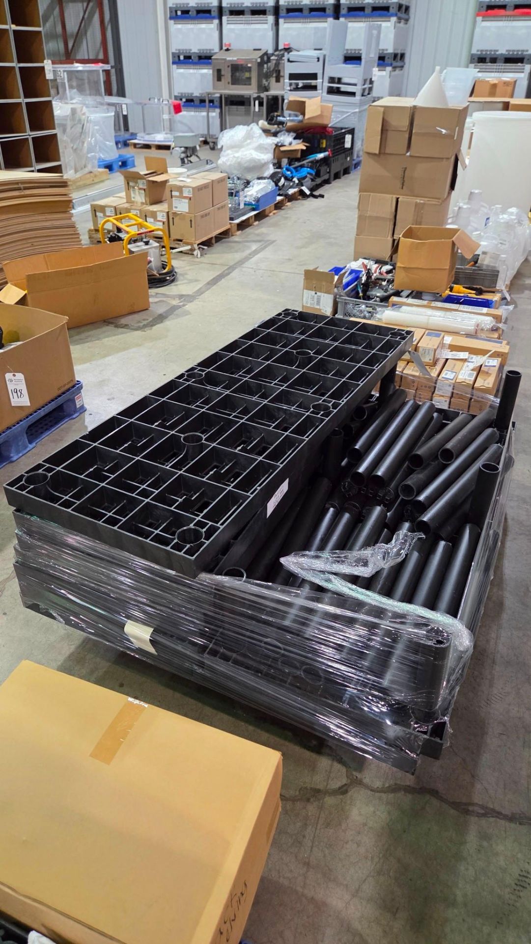 SKID OF PLASTIC TABLES & LEGS