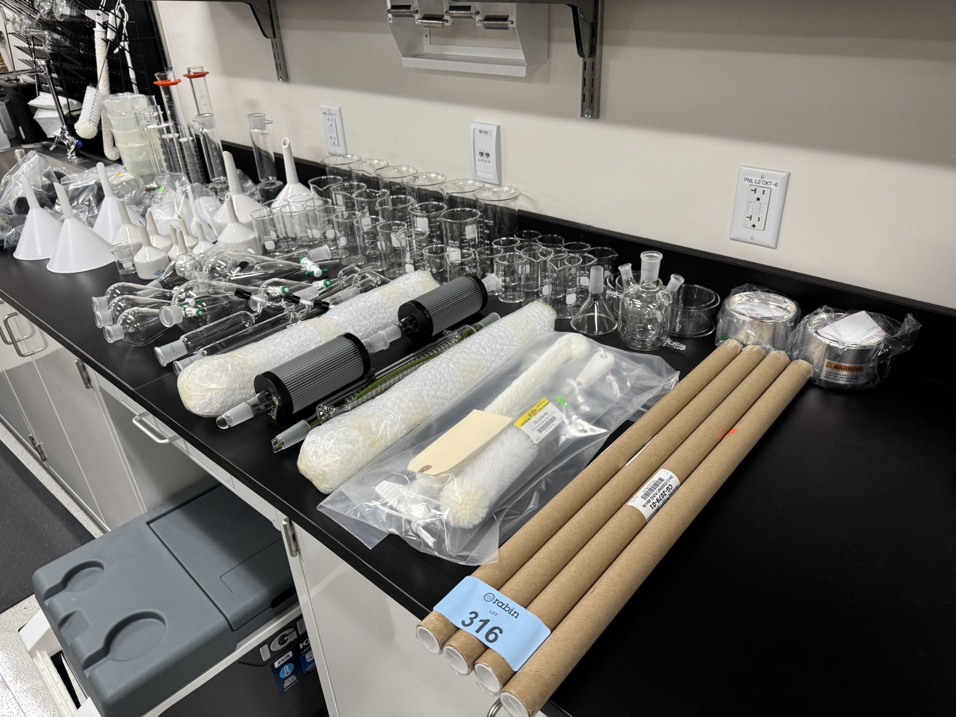 [LOT] of Lab Glassware, assorted flasks, beakers, graduated cylinders ...