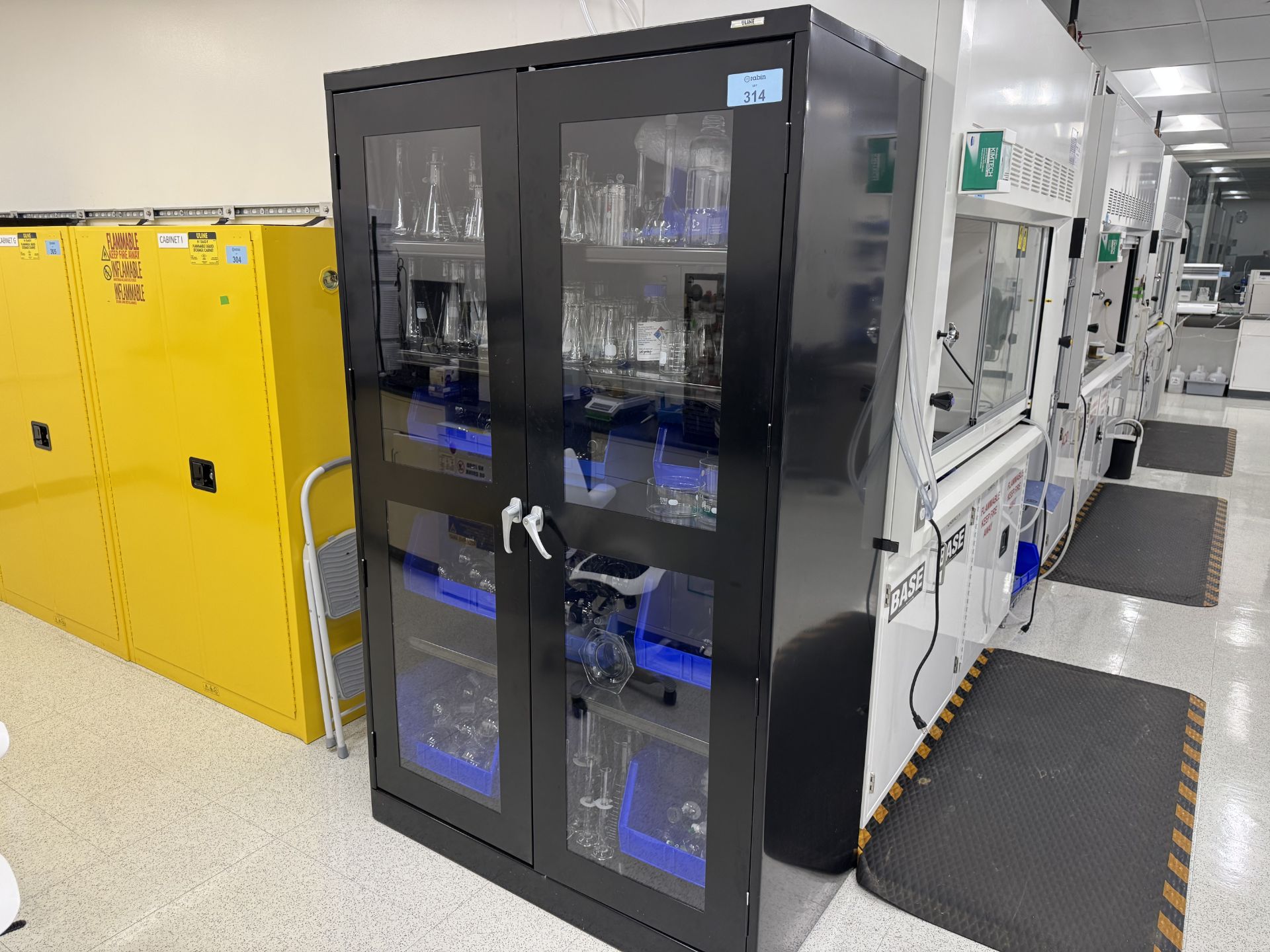 [LOT] of Uline Display Cabinet w/ Lab Glassware, assorted flasks ...