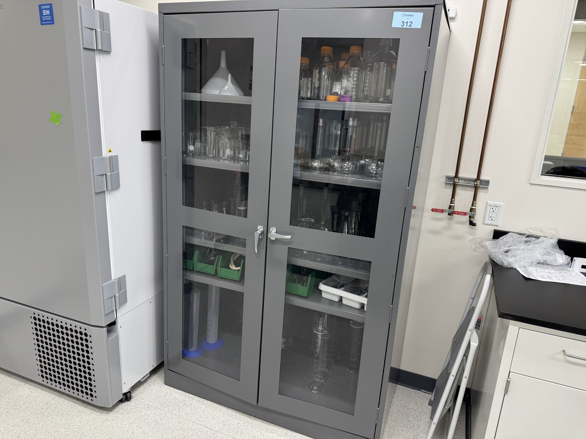 [LOT] of Uline Display Cabinet w/ Lab Glassware, assorted bottles ...