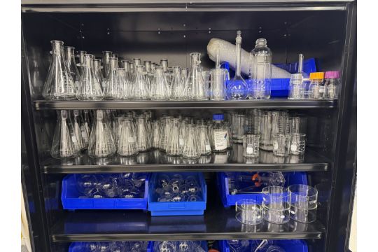 [LOT] of Uline Display Cabinet w/ Lab Glassware, assorted flasks ...