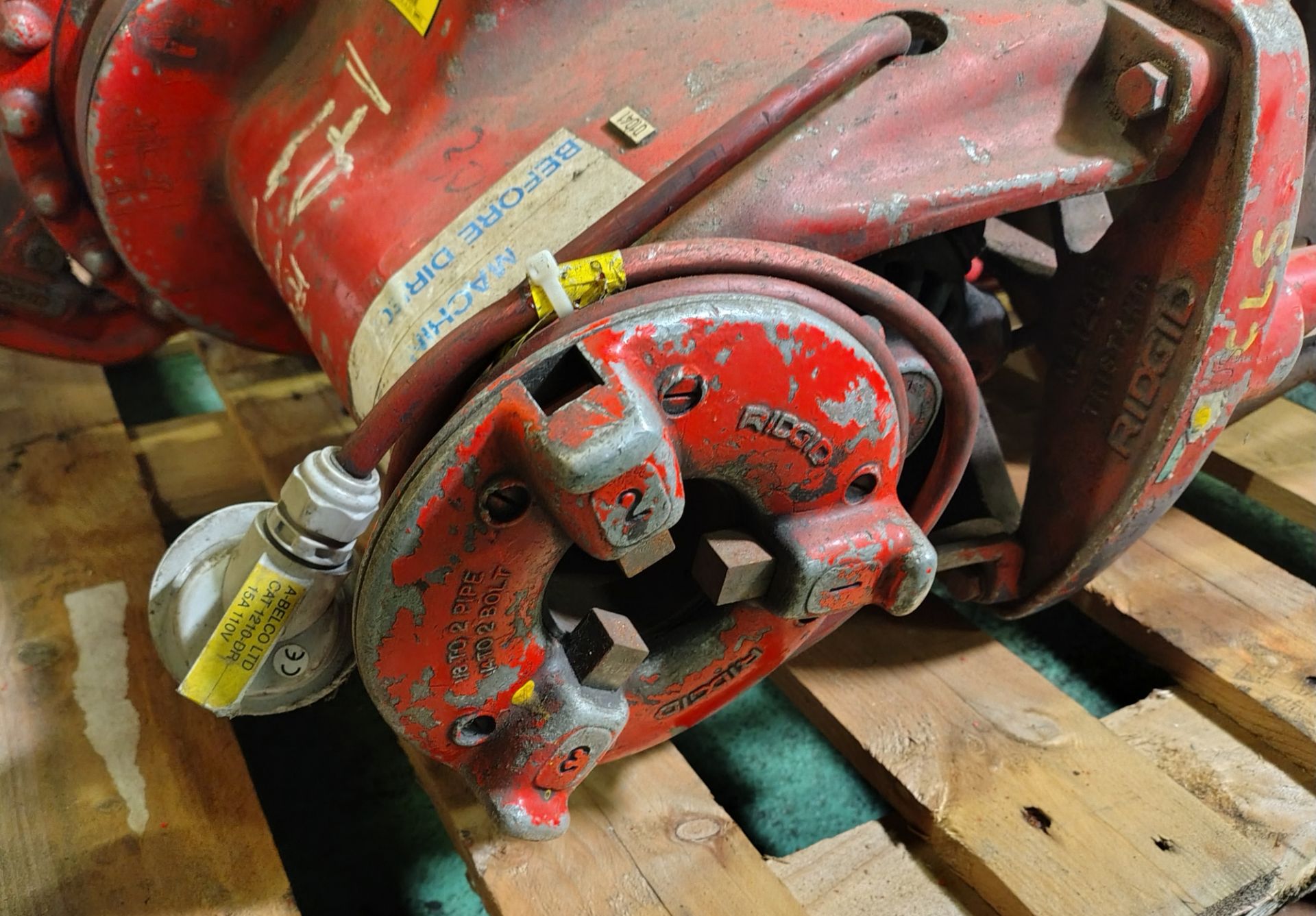 Ridgid 300 110V portable pipe threading machine with cutting fluid ...