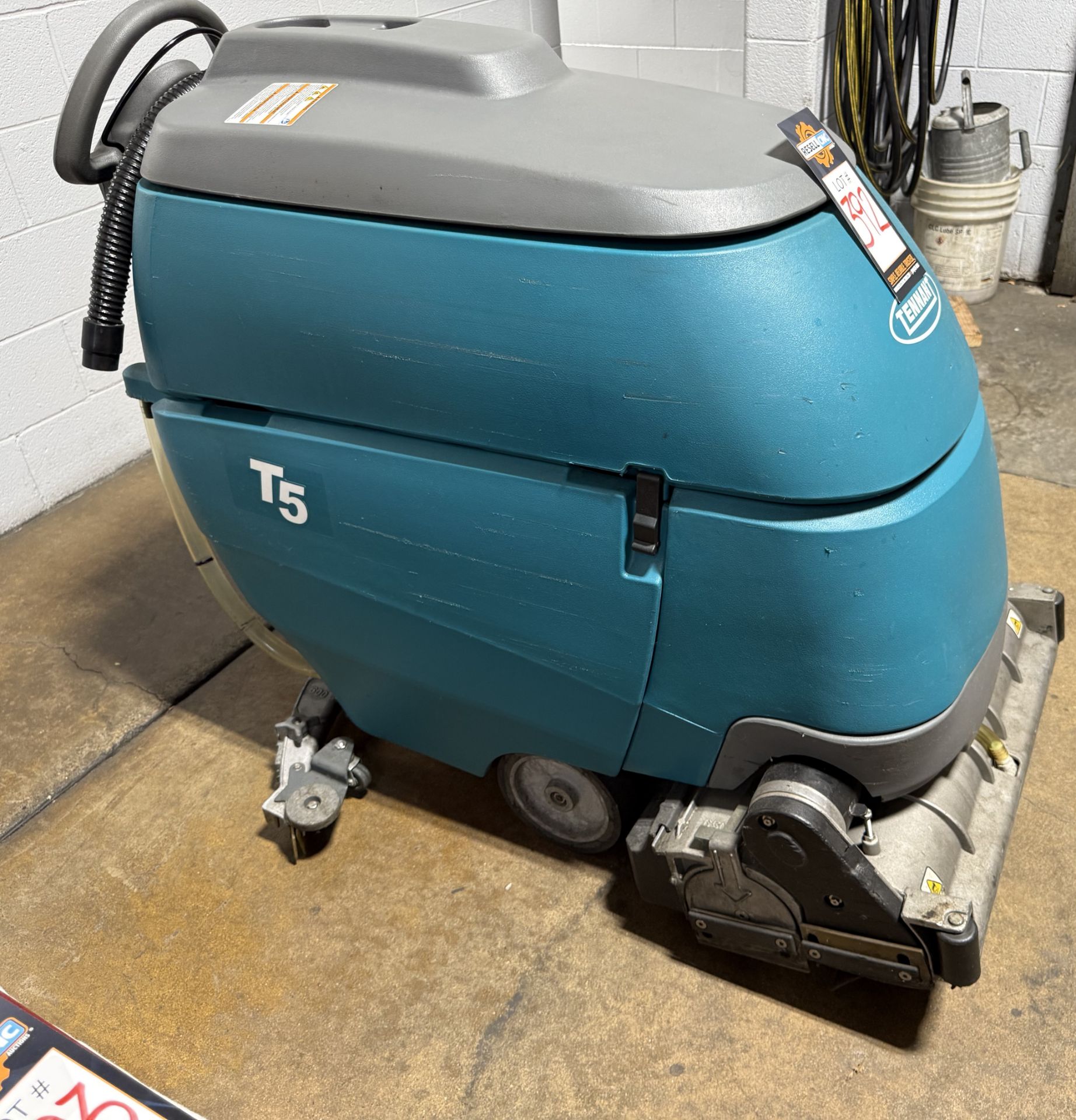 Tennant Model T5 Floor Scrubber (SN: T5-10371864)