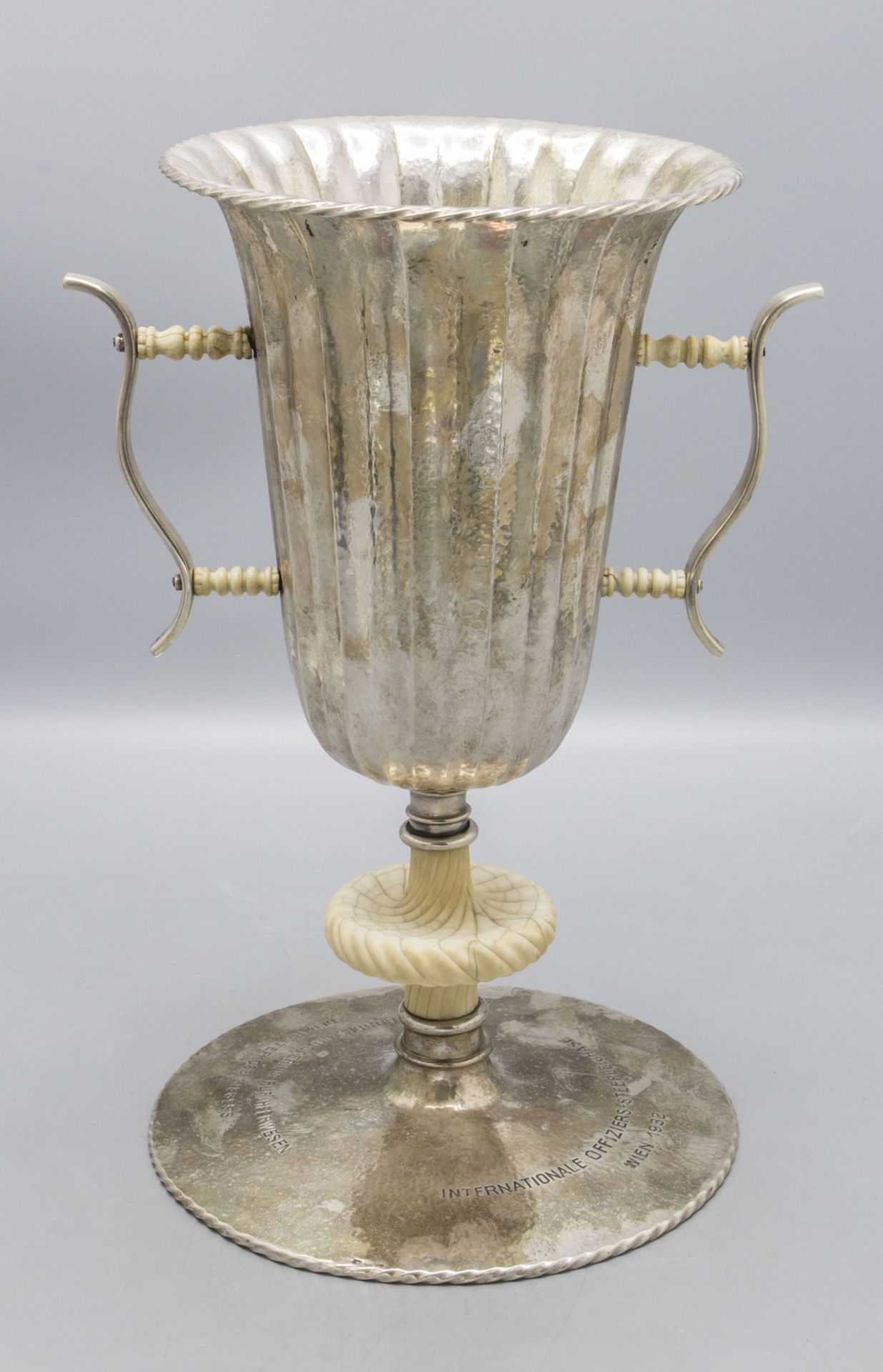 Silberpokal 'Internationales Offiziers-Steeple-Chase' / A silver cup ...