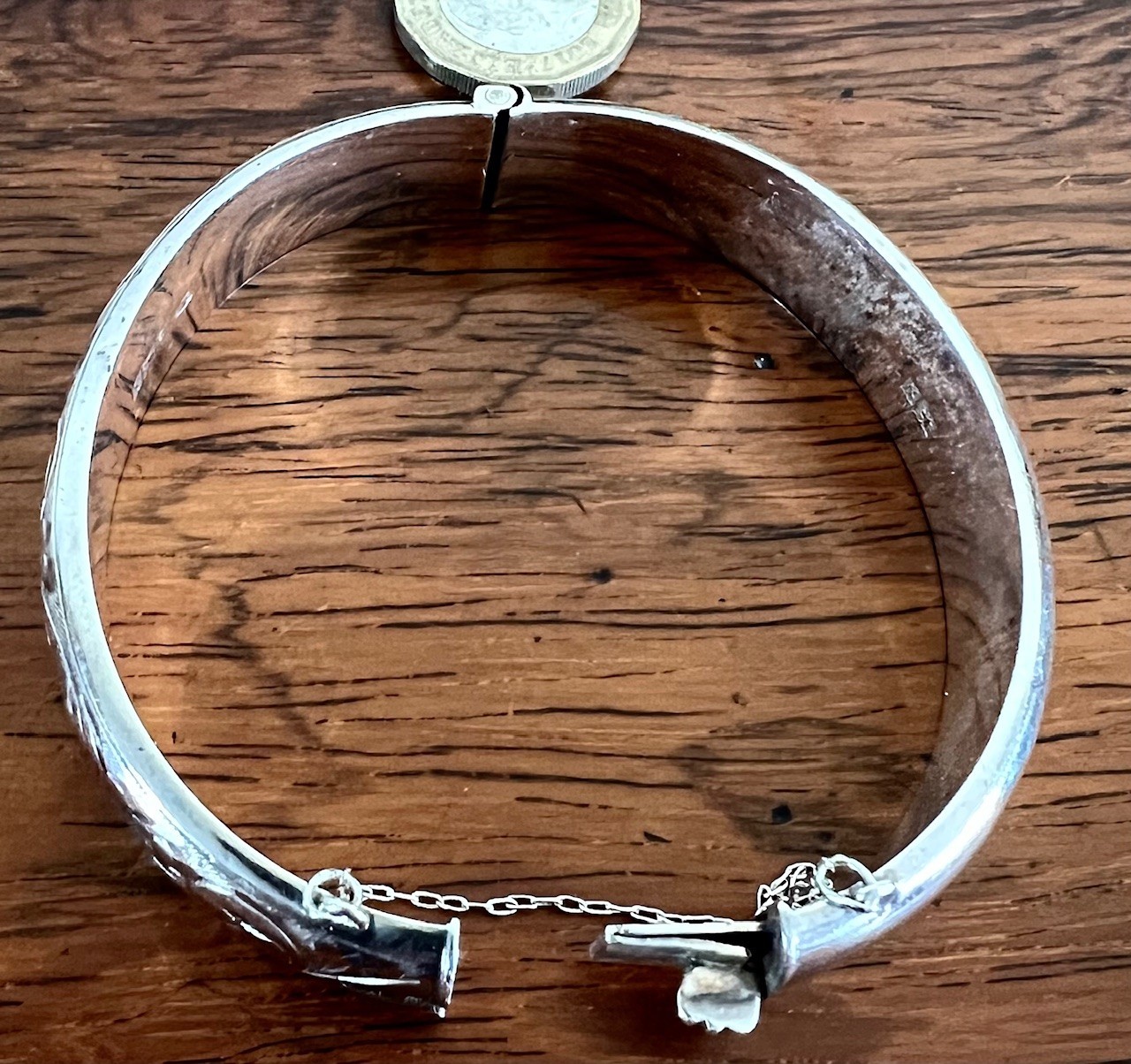 HOLLOW SILVER SNAP BANGLE, WEIGHT APPROX 20.1g
