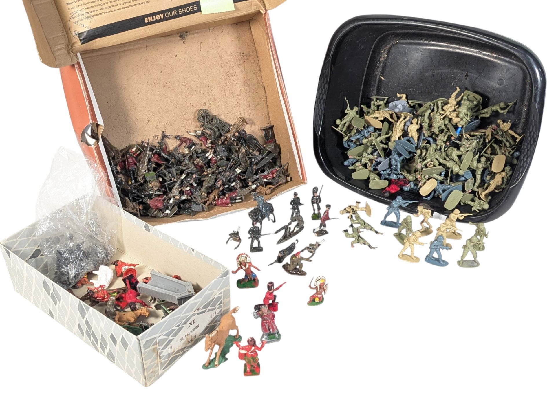 Model Soldiers - a collection of assorted plastic and lead toy soldiers ...
