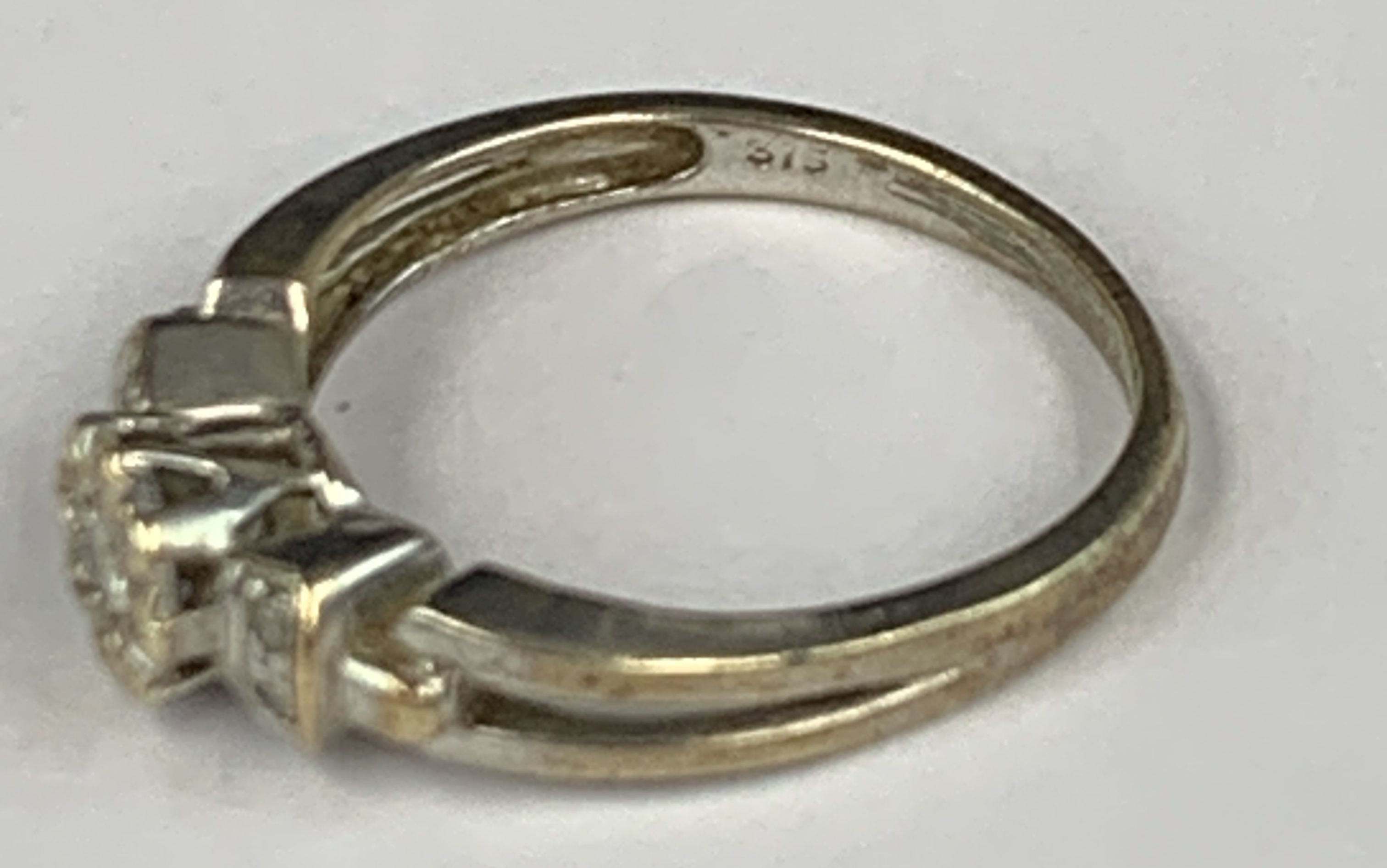 9k gold ring with centre diamond and diamond chips, marked 375 & Dia ...