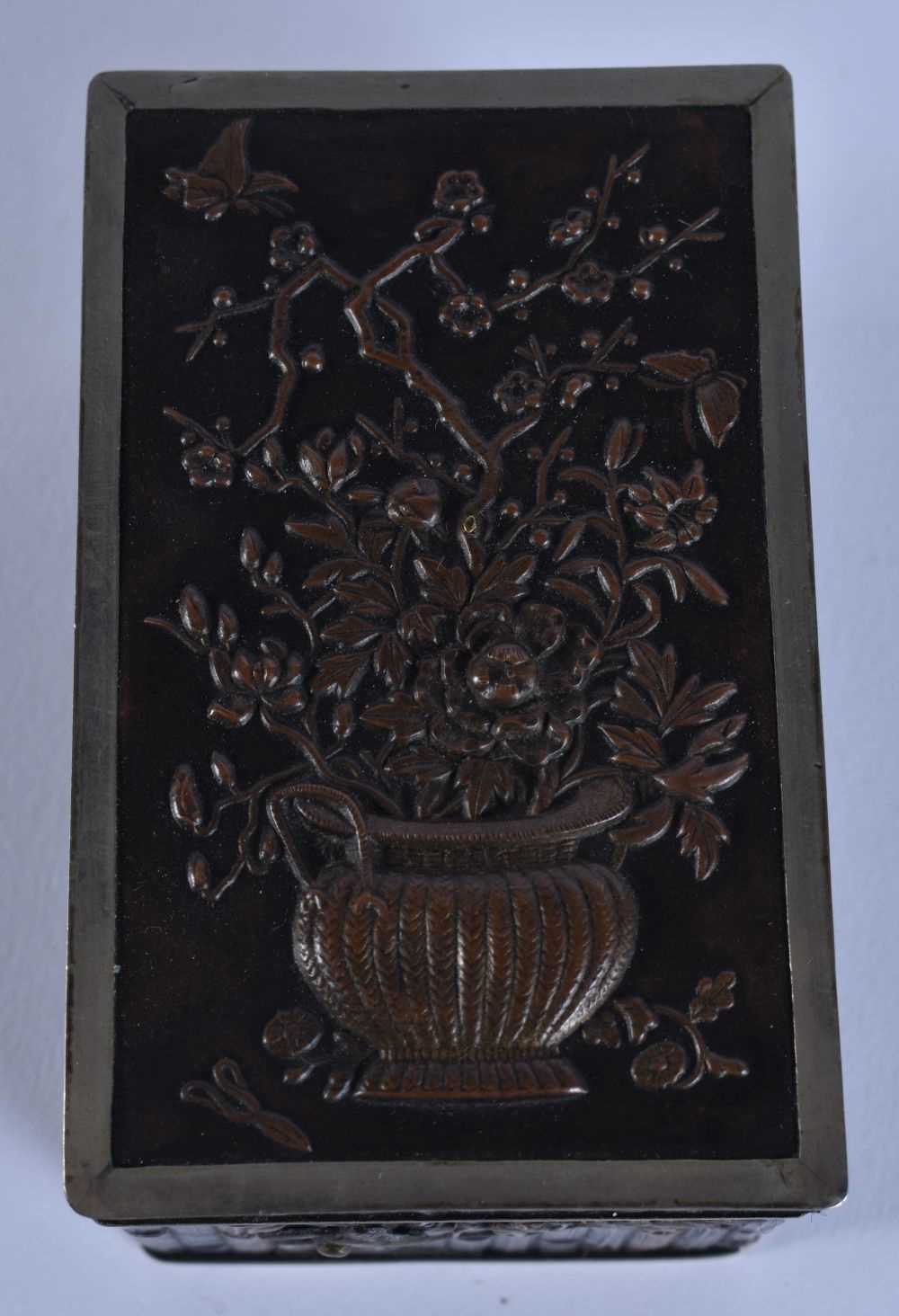 A SMALL 19TH CENTURY JAPANESE MEIJI PERIOD BRONZE CASKET decorated in ...