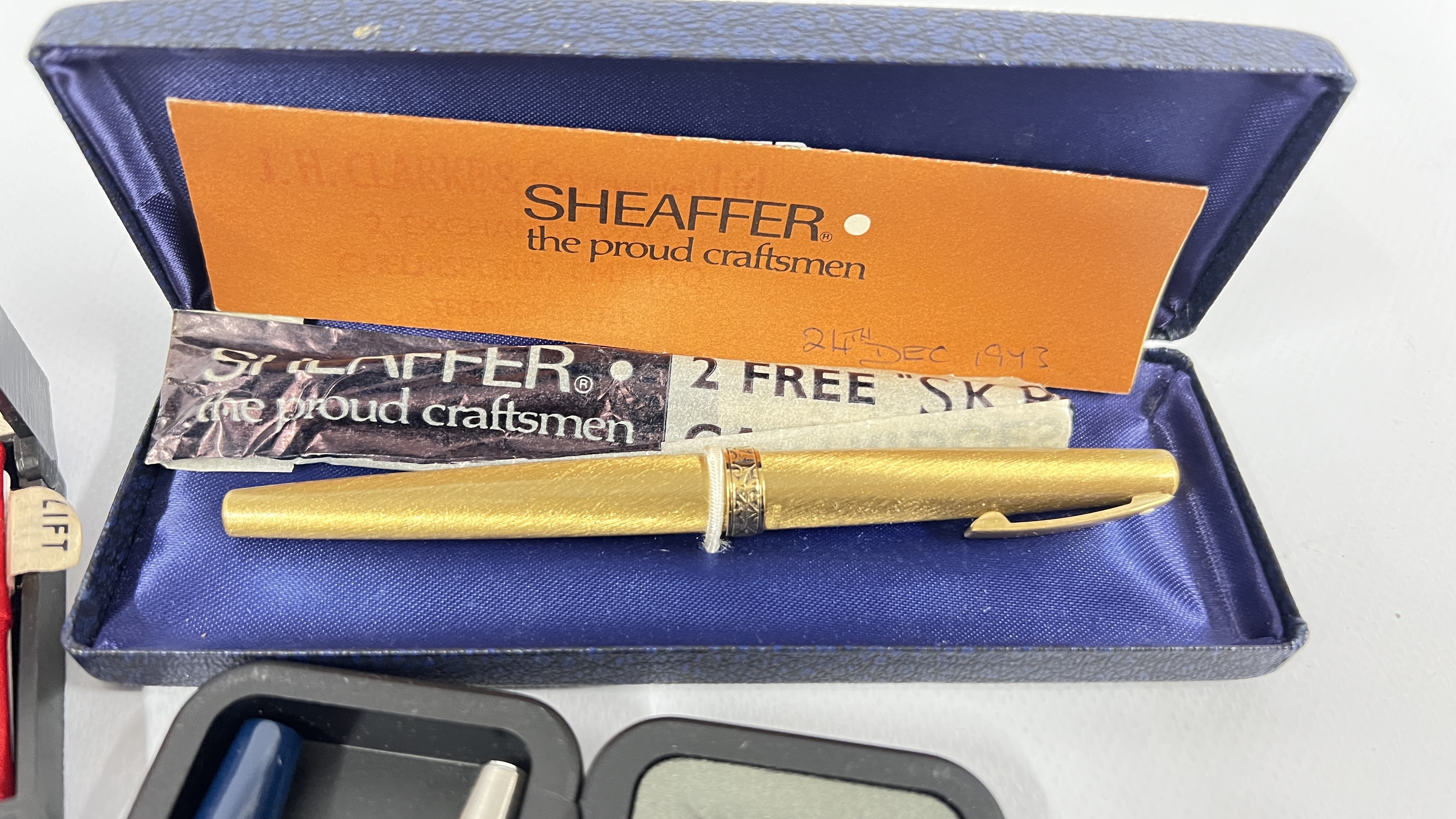 A SHEAFFER FOUNTAIN PEN WITH A 14K GOLD NIB IN A FITTED BOX, PARKER ...