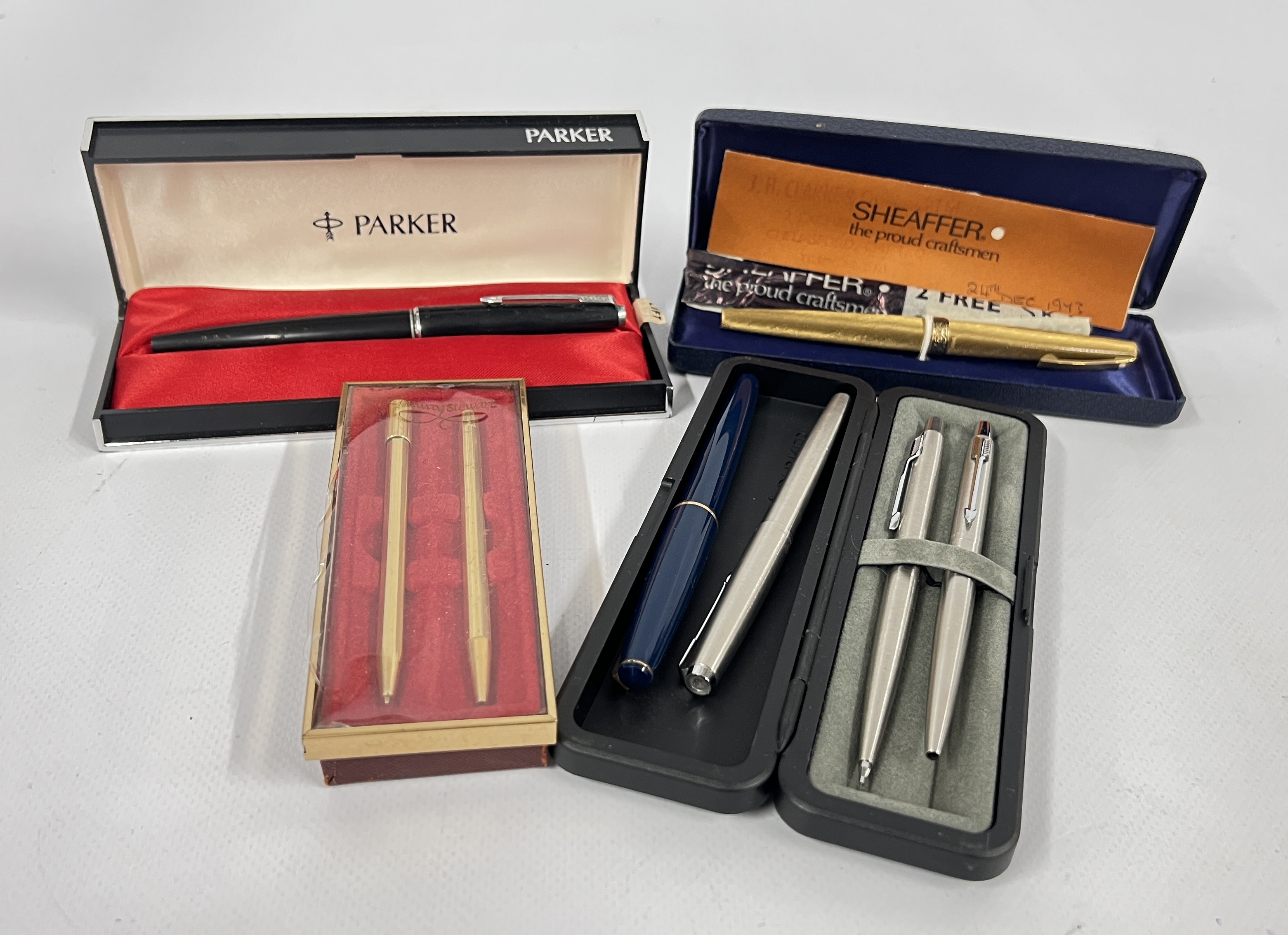 A SHEAFFER FOUNTAIN PEN WITH A 14K GOLD NIB IN A FITTED BOX, PARKER ...
