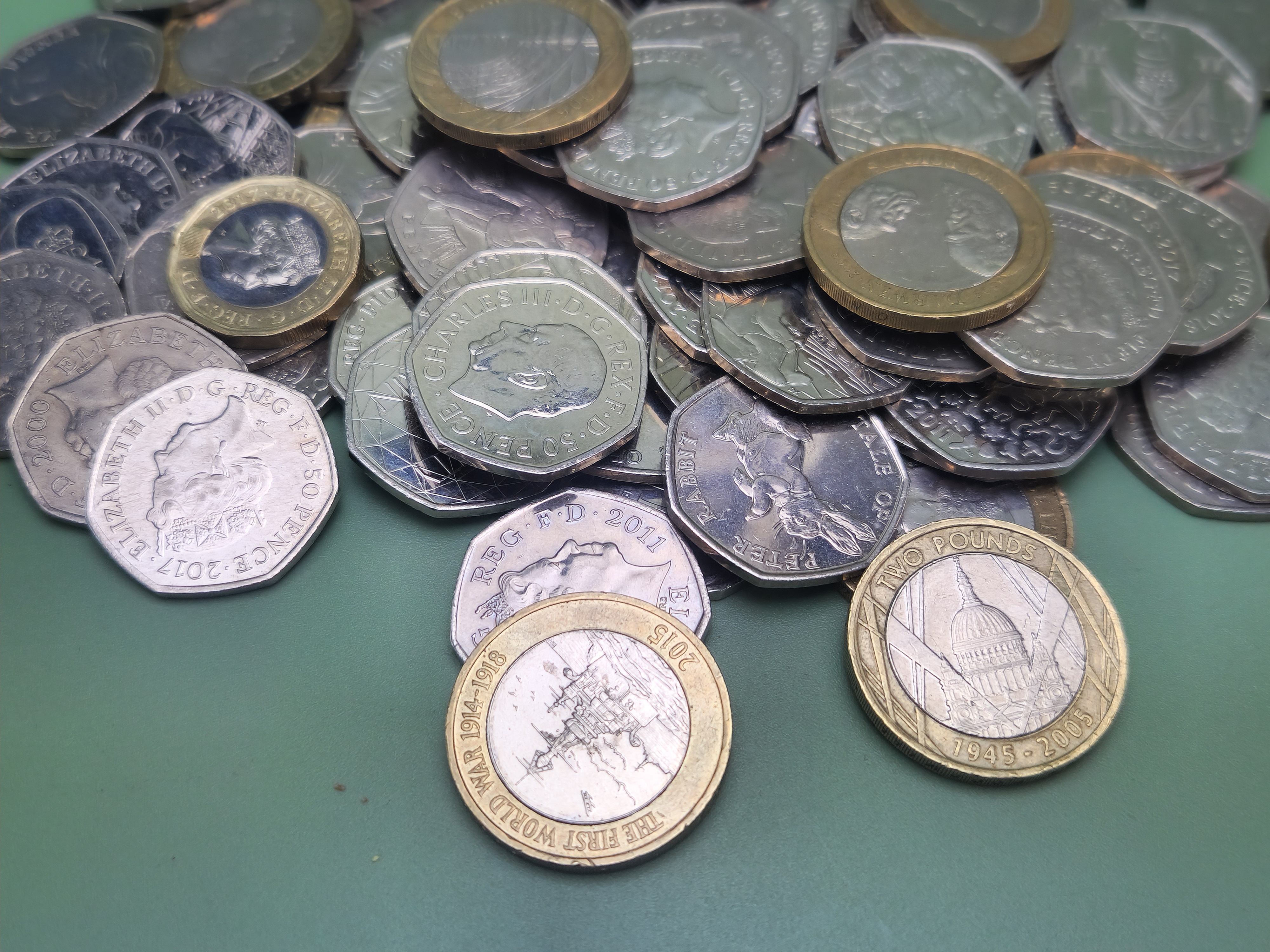A collection of collectable GB 50p, £1, £2 coins and bank notes to ...