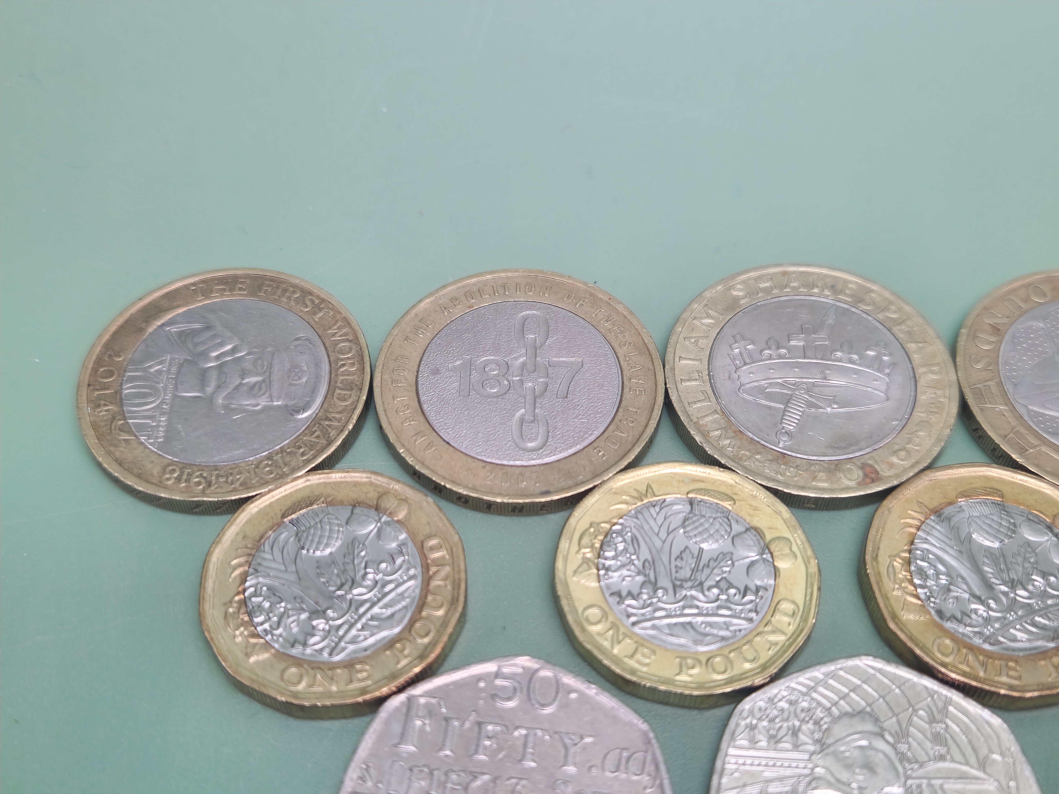 A collection of collectable GB 50p, £1, £2 coins and bank notes to ...
