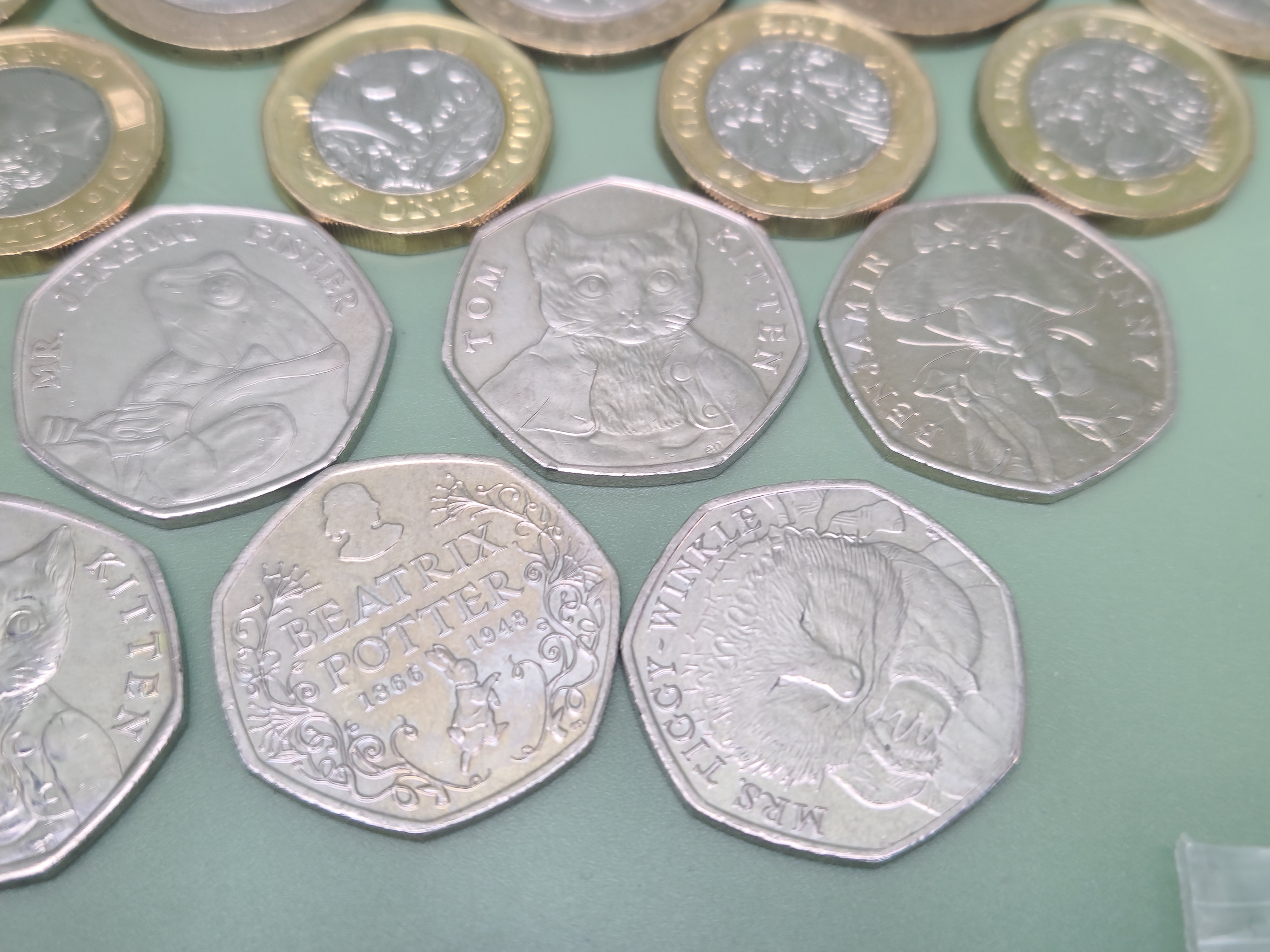 A collection of collectable GB 50p, £1, £2 coins and bank notes to ...