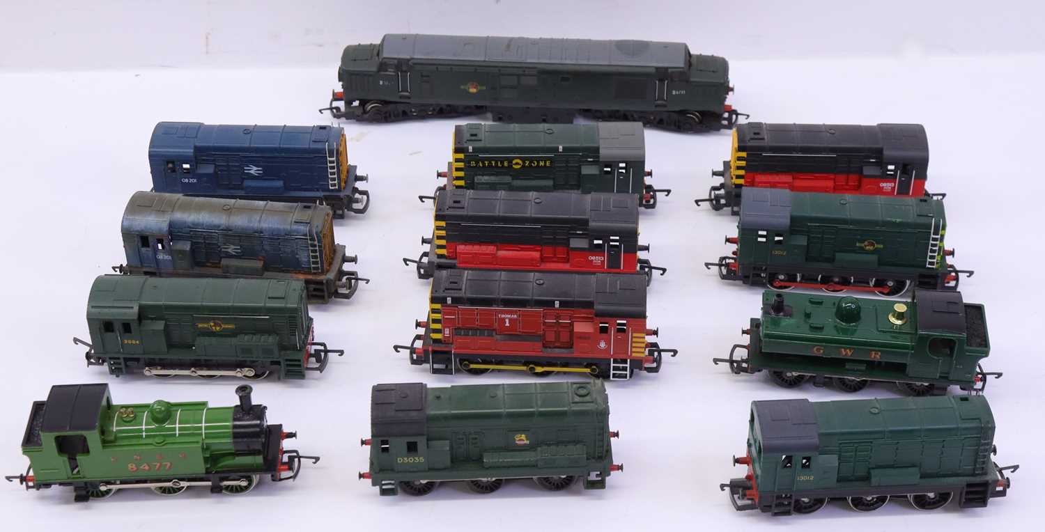 13 unboxed 00 gauge locos to include a Triang Class 08 shunter in BR ...