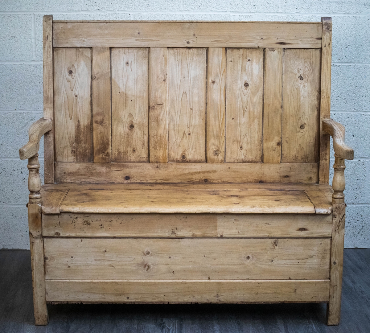 Antique pine settle - Approx W: 122cm D: 49cm H: 113cm