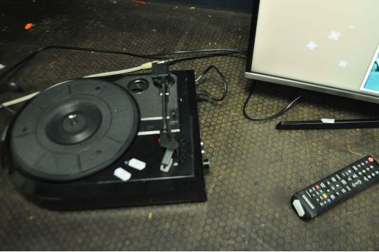 A SAMSUNG UE32J5100 32in TV with remote and a Zennox retro turntable ...