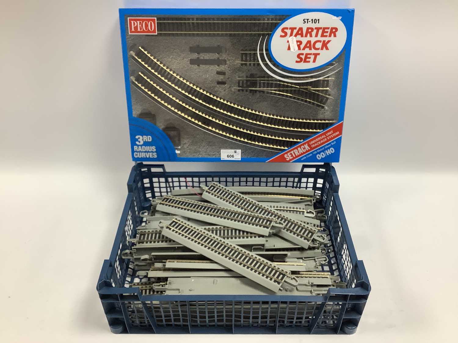 'HO' Gauge Track, comprising a Peco Ref No ST-101 "Starter Track Pack ...