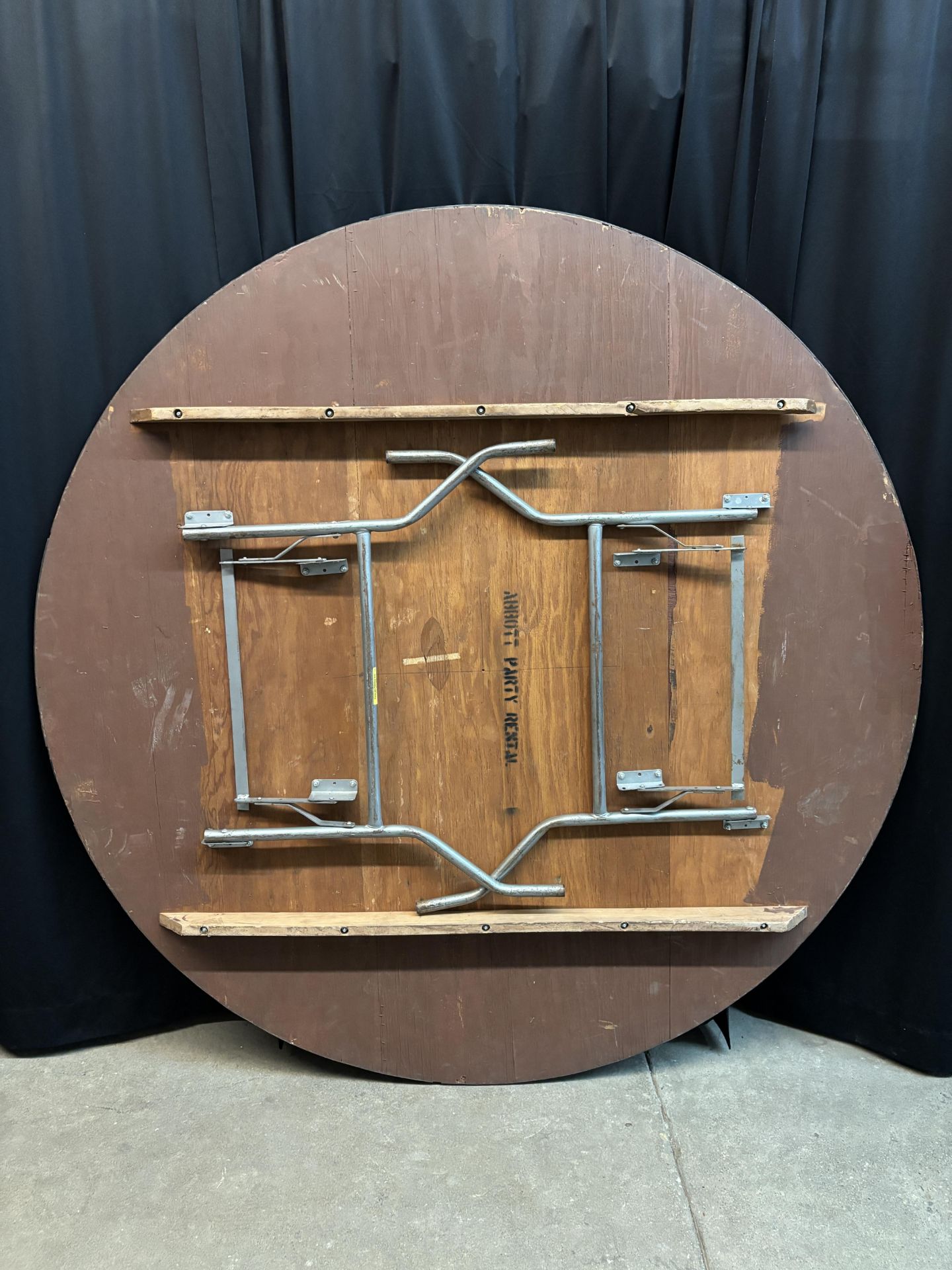 TABLE: 72" ROUND