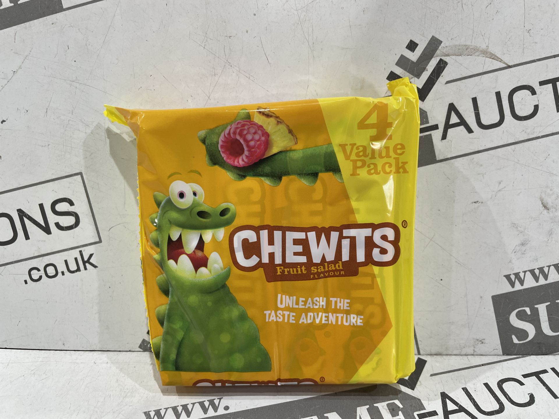 180 X BRAND NEW PACKS OF 4 FRUIT SALAD FLAVOUR CHEWITS 30G BB AUGUST ...