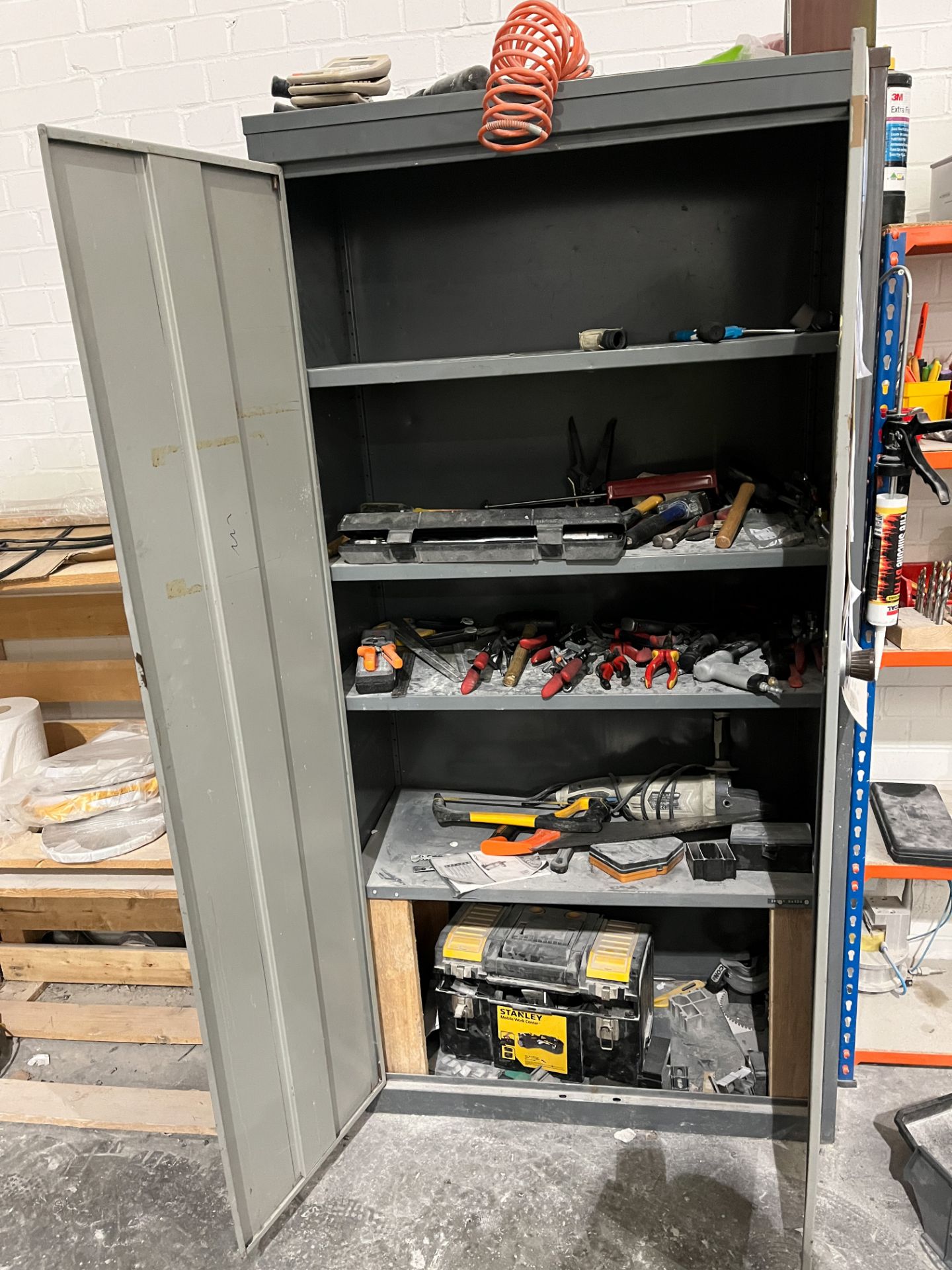 2 DOOR METAL CABINET INCLUDING ASSORTED TOOLS