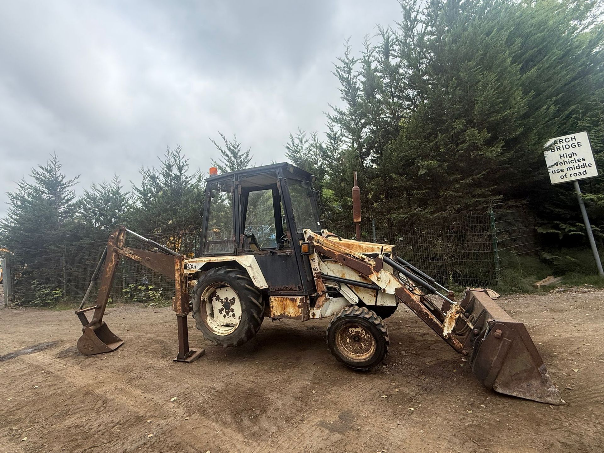 VC00046 Information from the seller: LEWIS BADGER 4WD FRONT LOADER ...