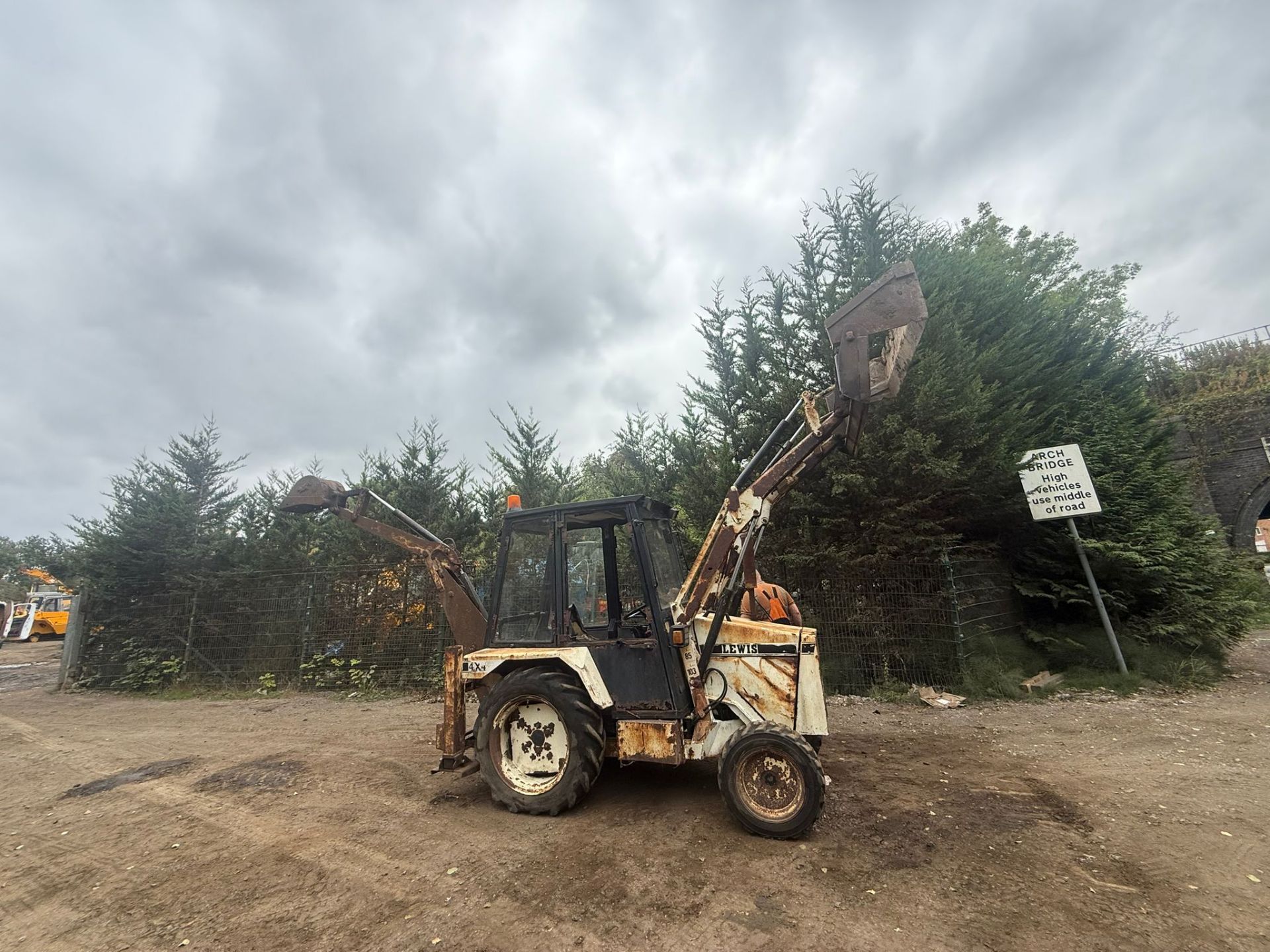 VC00046 Information from the seller: LEWIS BADGER 4WD FRONT LOADER ...