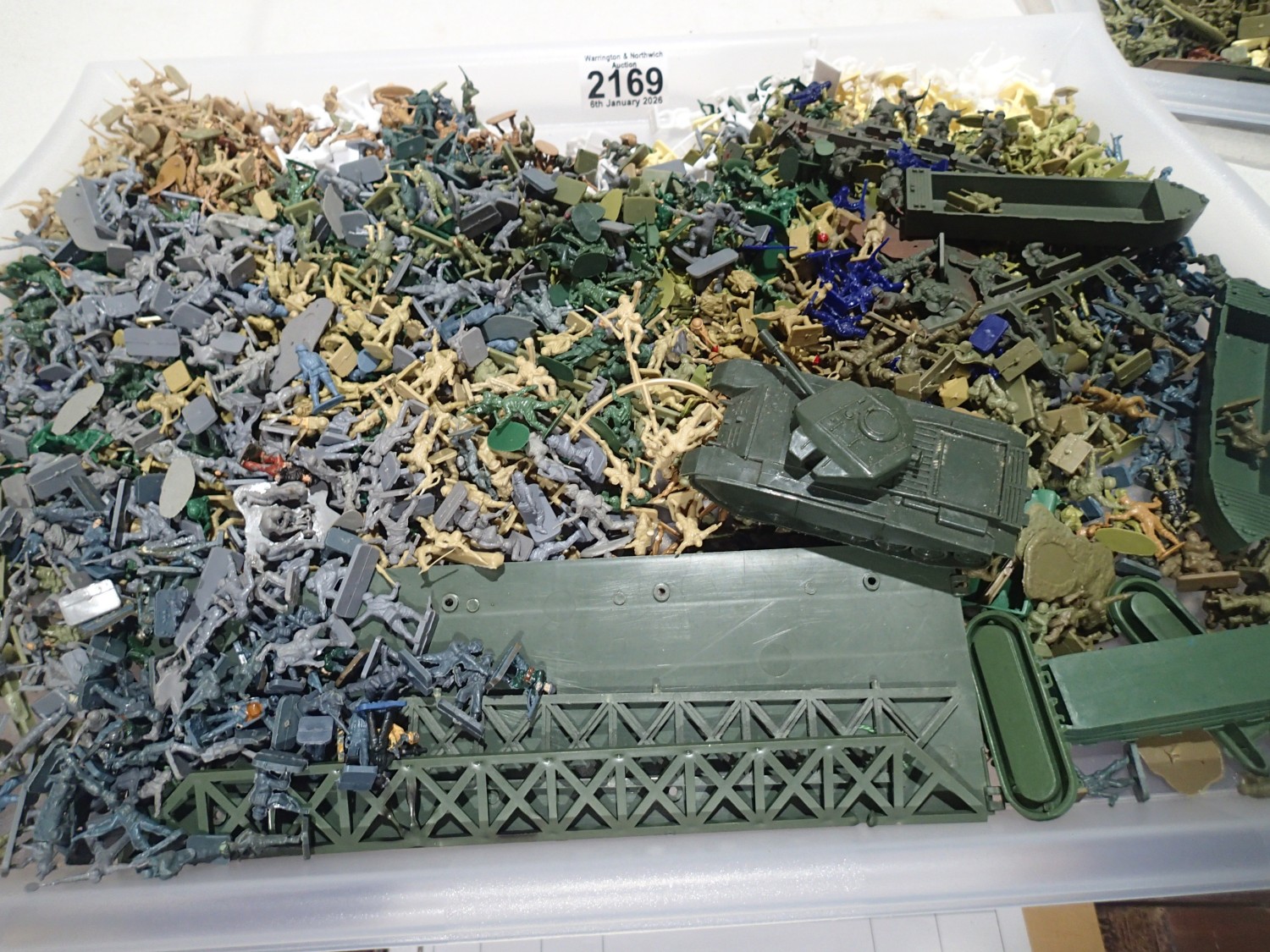 1/72 scale OO/HO Airfix plastic soldiers, 500+, mostly unpainted, plus ...