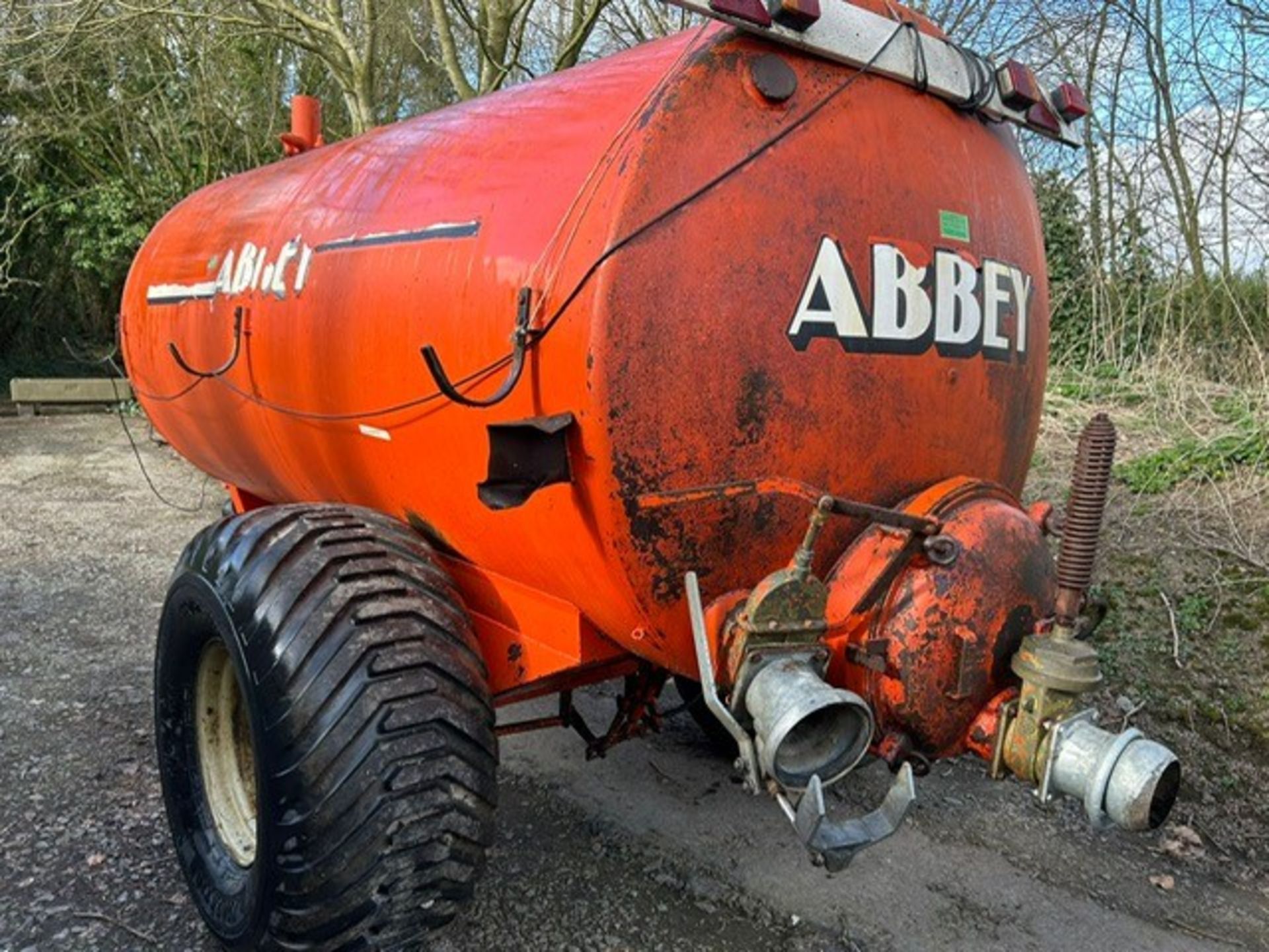 ABBEY 2000 GALLON VACCI TANKER.