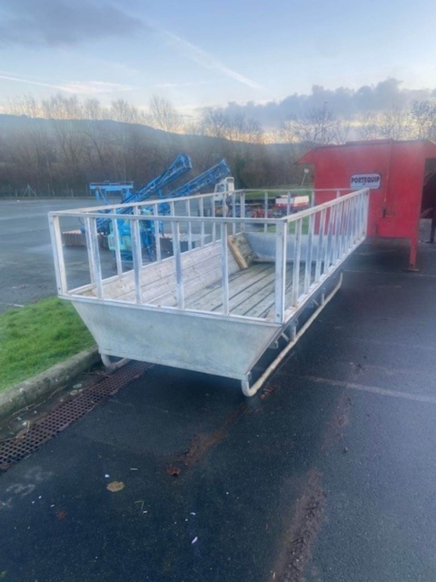 PORTABLE CATTLE SILAGE FEEDER. (AVAILABLE TO VIEW IN WELSHPOOL MARKET)